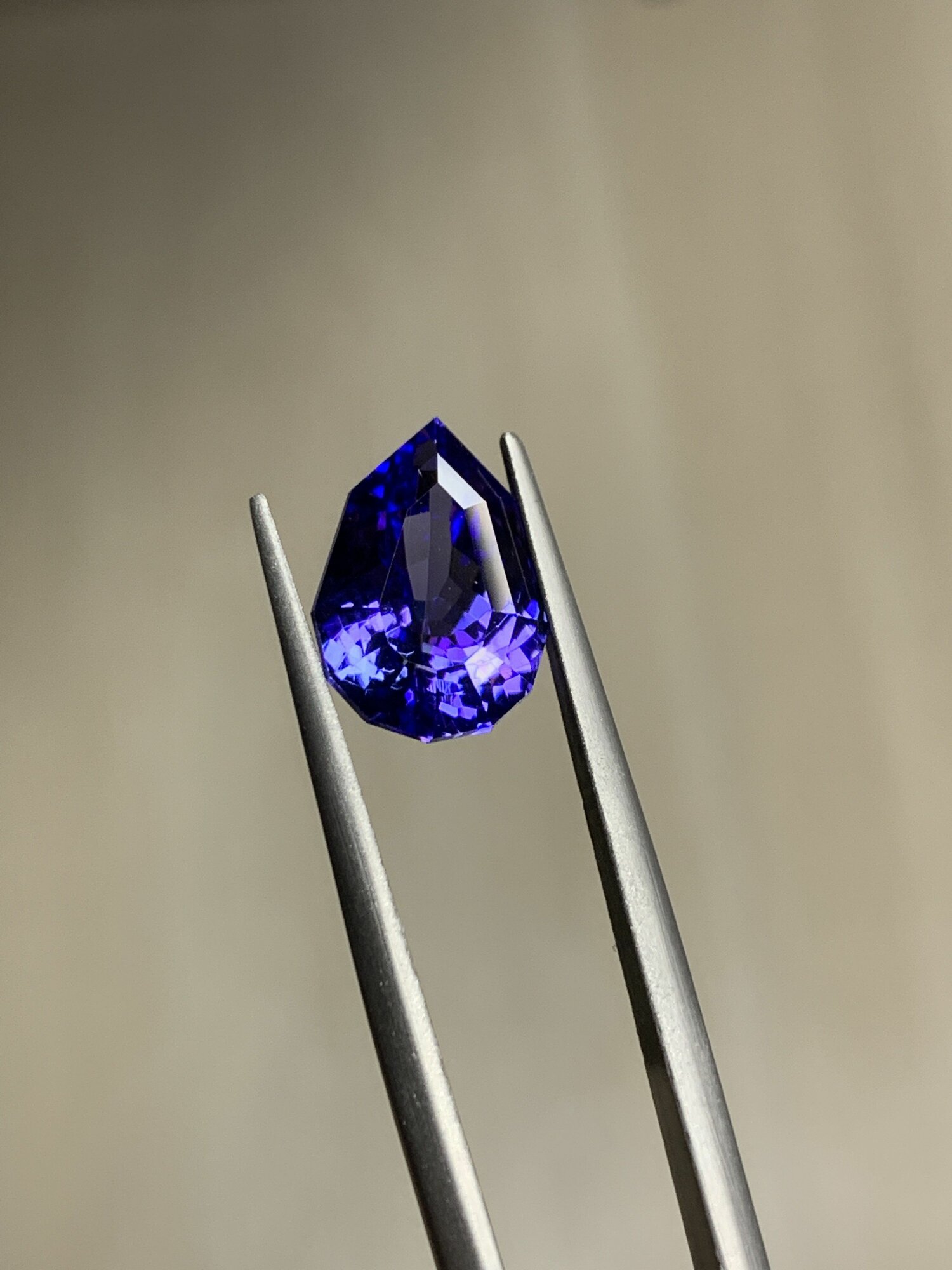 Ограненный танзанит 5.54 карата "True Stones"
