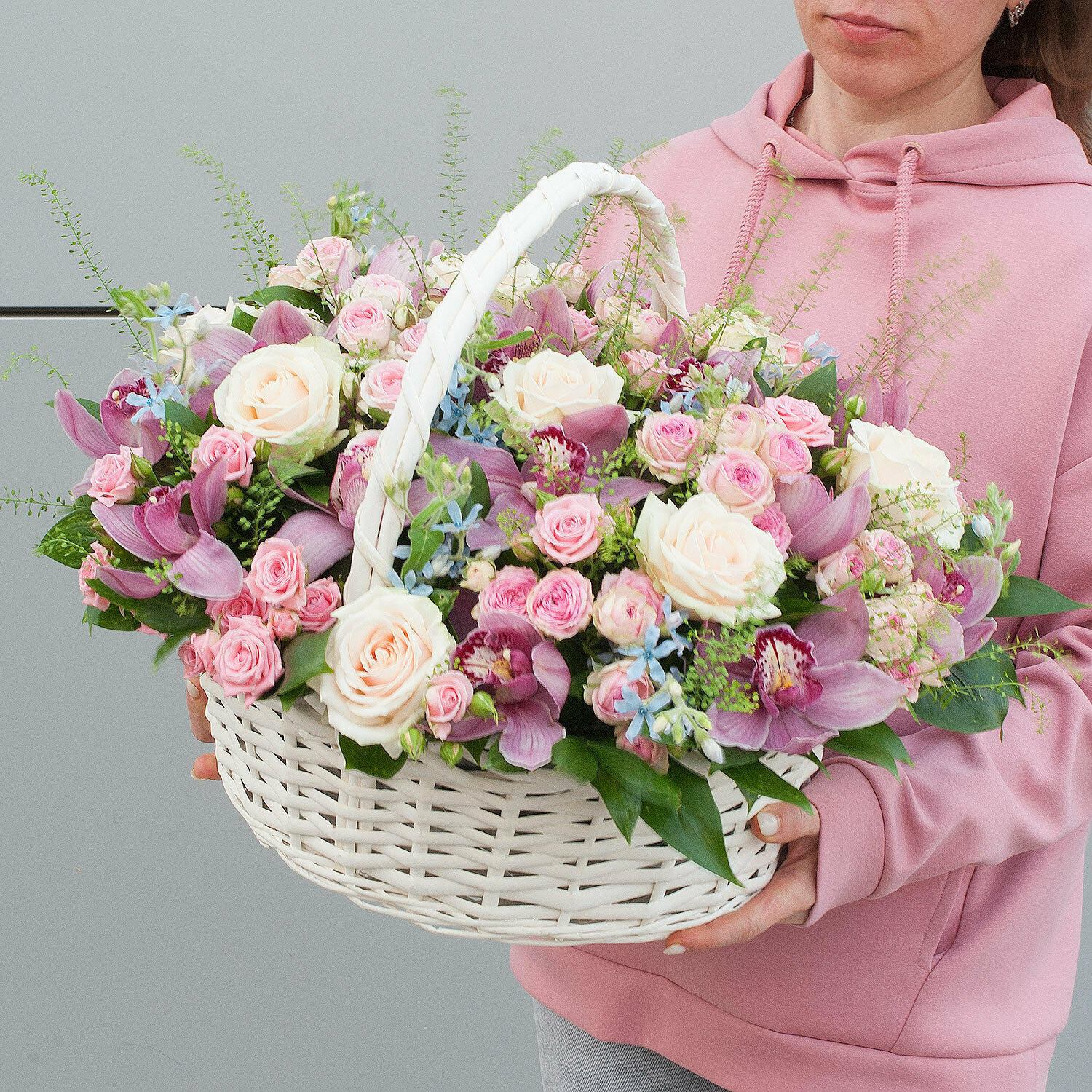 Корзина с цветами Charlotte "Нежная палитра", орхидеи, роза, роза кустовая, оксипеталум, грин белл, розовая