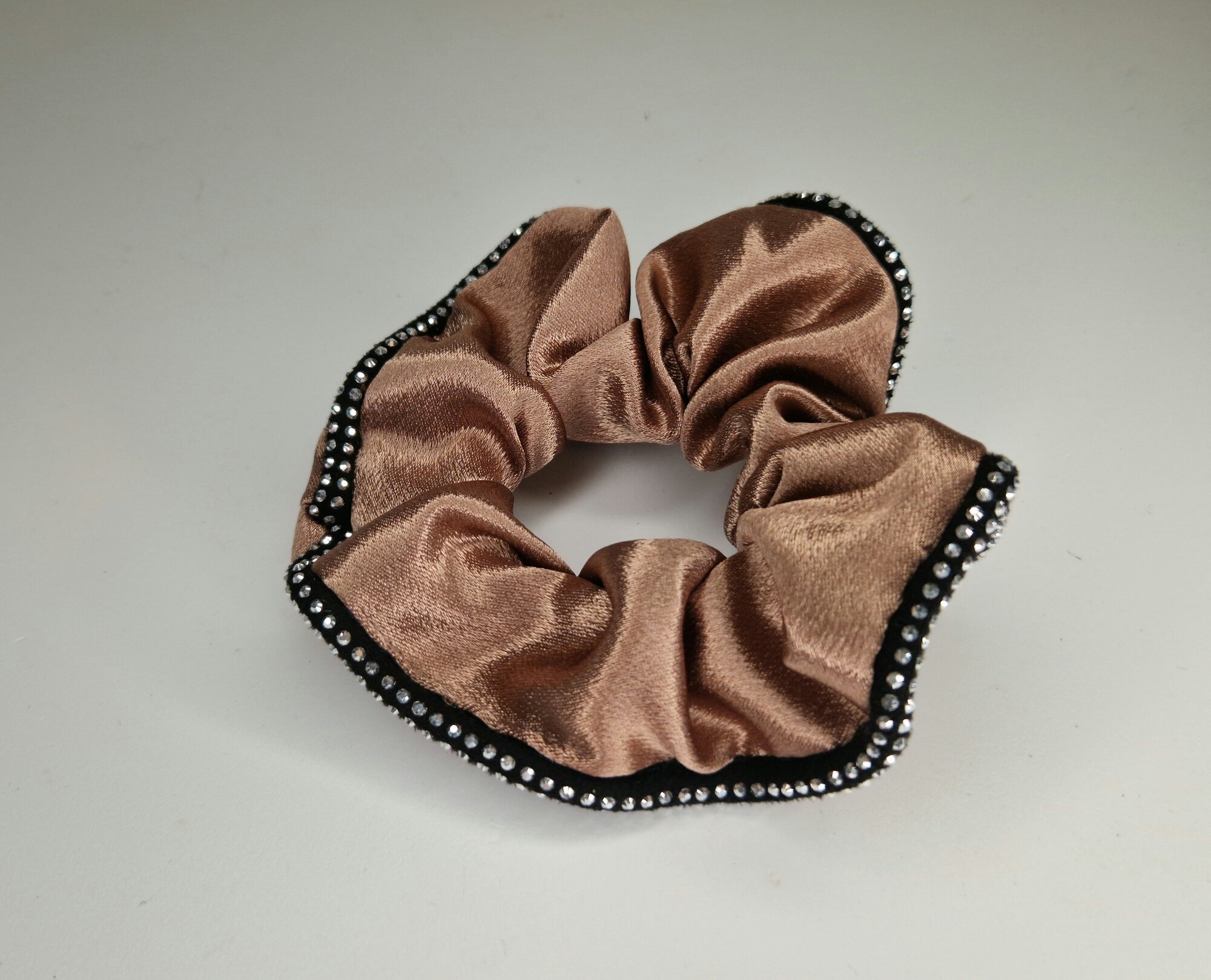 Резинка для волос, шелковая, со стразами, большая, 10 см коричневая