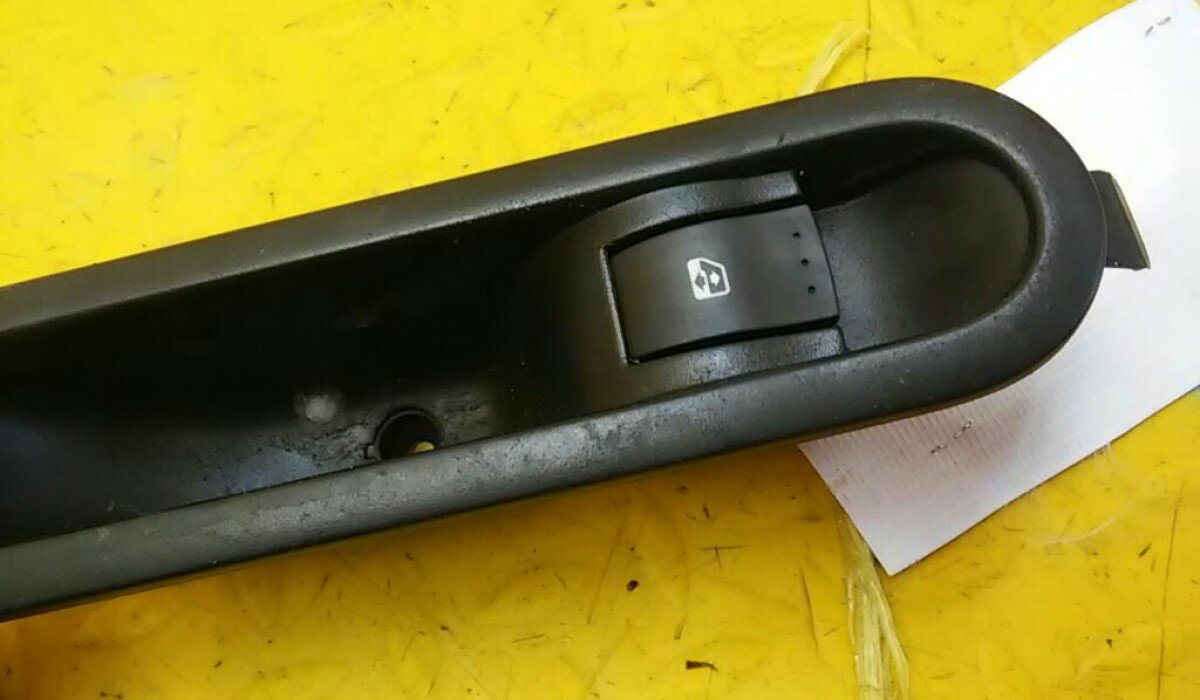 Кнопка стеклоподъемника Scenic II Renault 8200315029