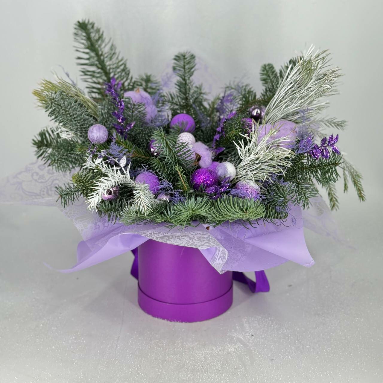 Интерьерный букет из веток натуральной датской ели нобилис в шляпной коробке, новогодний букет