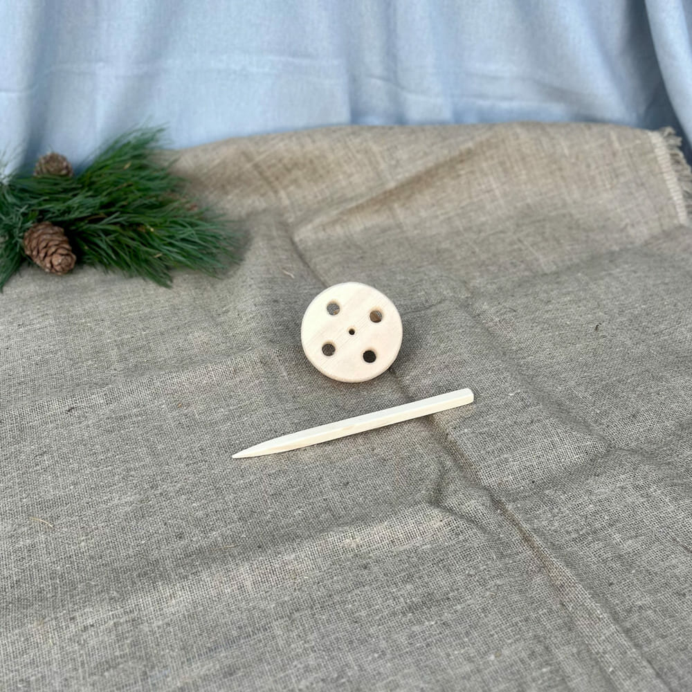 Гнет диаметр 12 см, из дерева кедр, в комплекте штырь