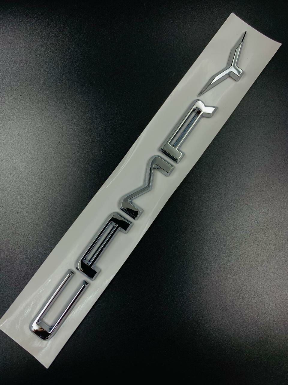 Значок надпись на Тойота Камри. Шильдик эмблема на крышку багажника Toyota Camry XV70 (длина 23см)