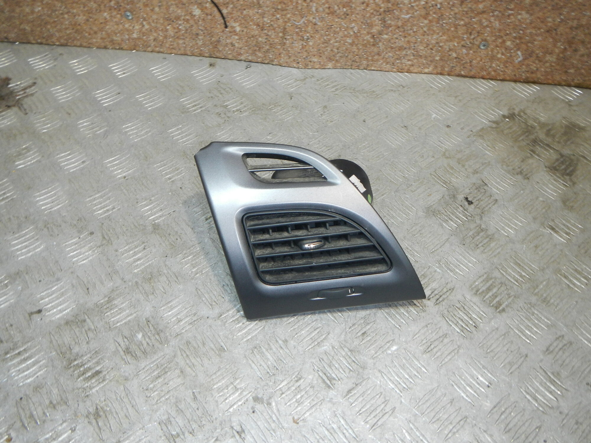 Б/У Дефлектор воздушный, Renault (Рено)-FLUENCE (10-) RENAULT FLUENCE (10-) Левый. Царапины. 430339 RENAULT арт. 687610710R