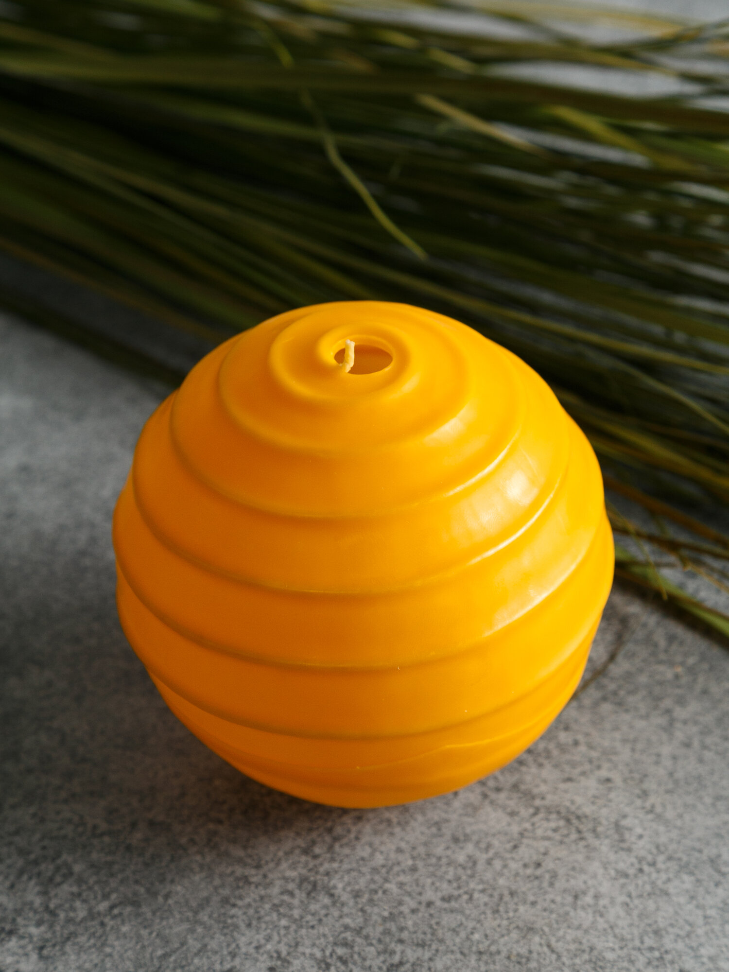 Свеча ручной работы Сфера, подарок и декор для дома из эко воска