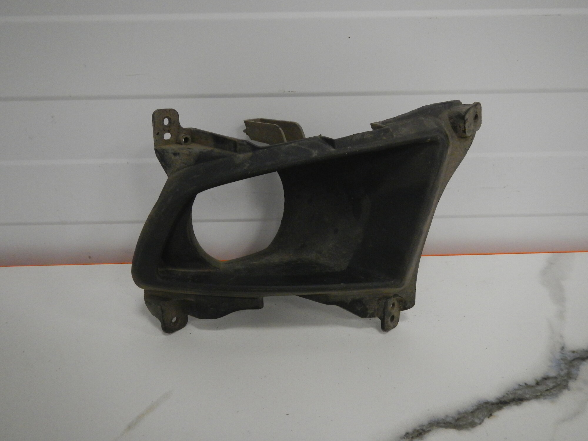 Б/У Рамка противотуманной фары правой, ВАЗ (VAZ)-LADA PRIORA (приора) LADA PRIORA (Приора) Трещина на креплении. 594050 ...