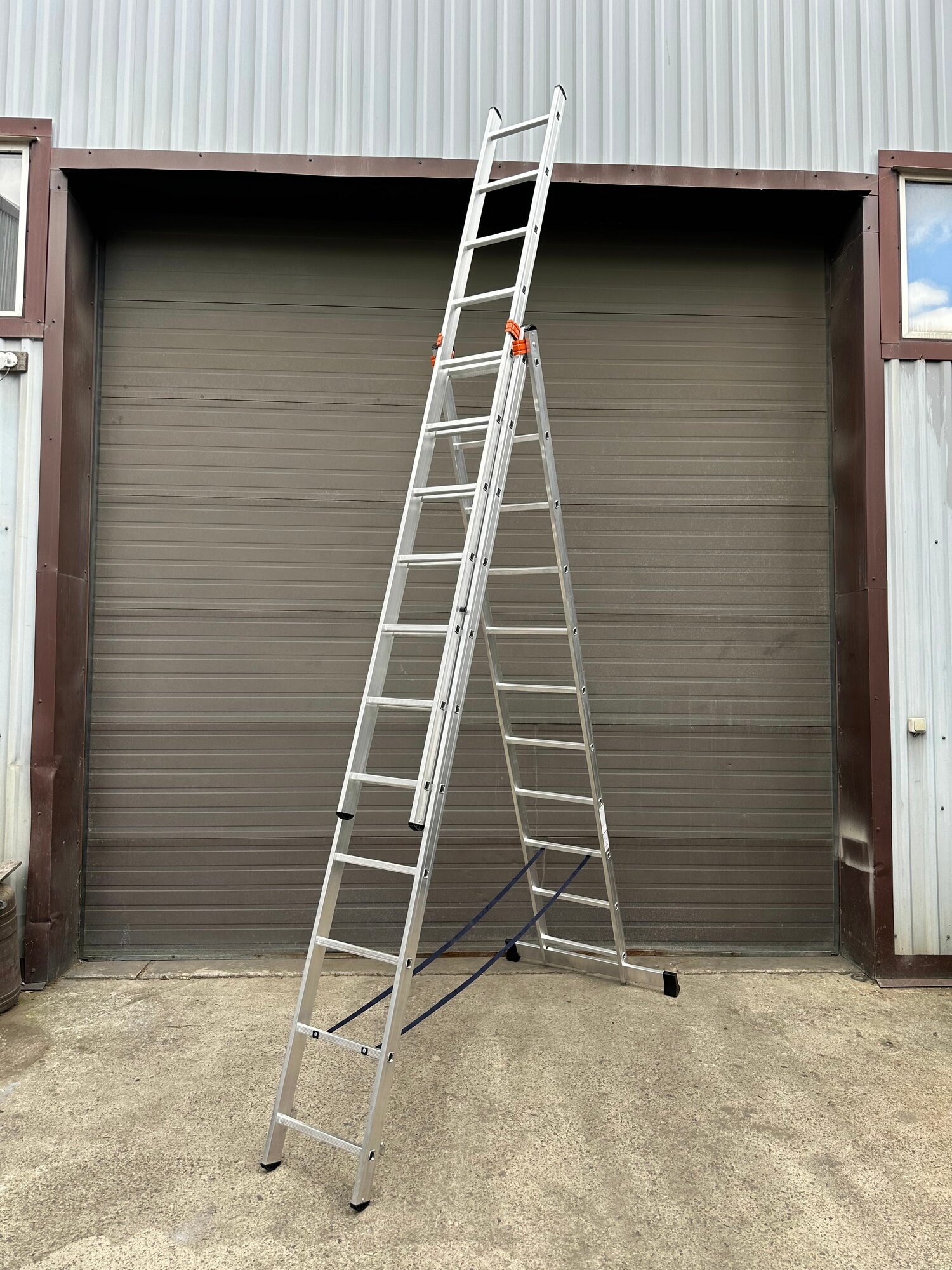 Лестница алюминиевая трехсекционная NORD 3х11 (длина лестницы в разложенном виде 7,30м)