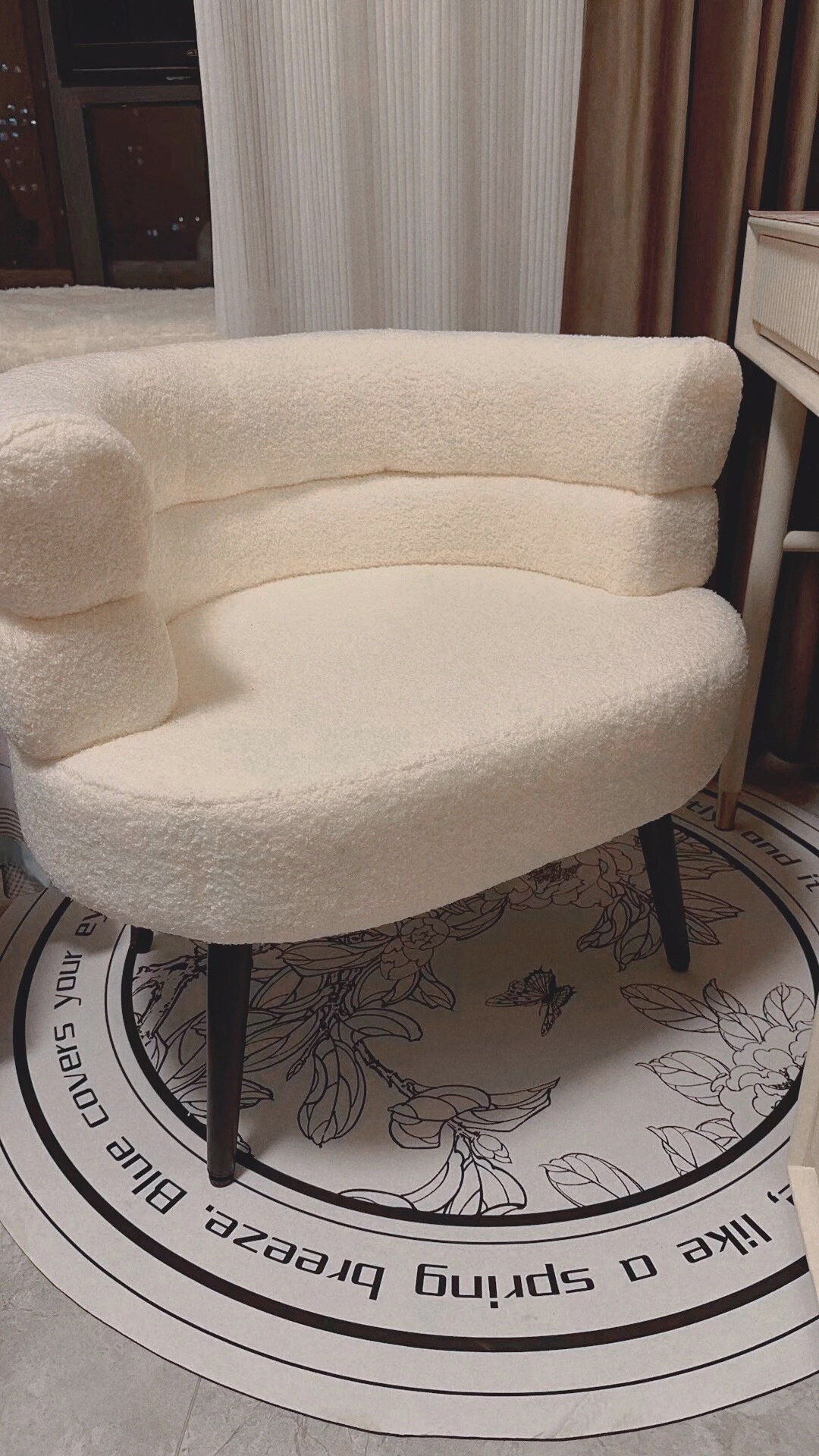 Скандинавский молочно-белый диван из ткани с имитацией ягненка