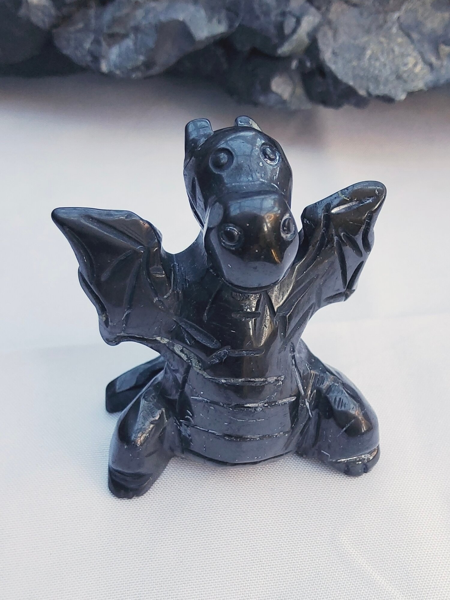 Фигура дракон с крыльями натуральный камень Шунгит 50 мм