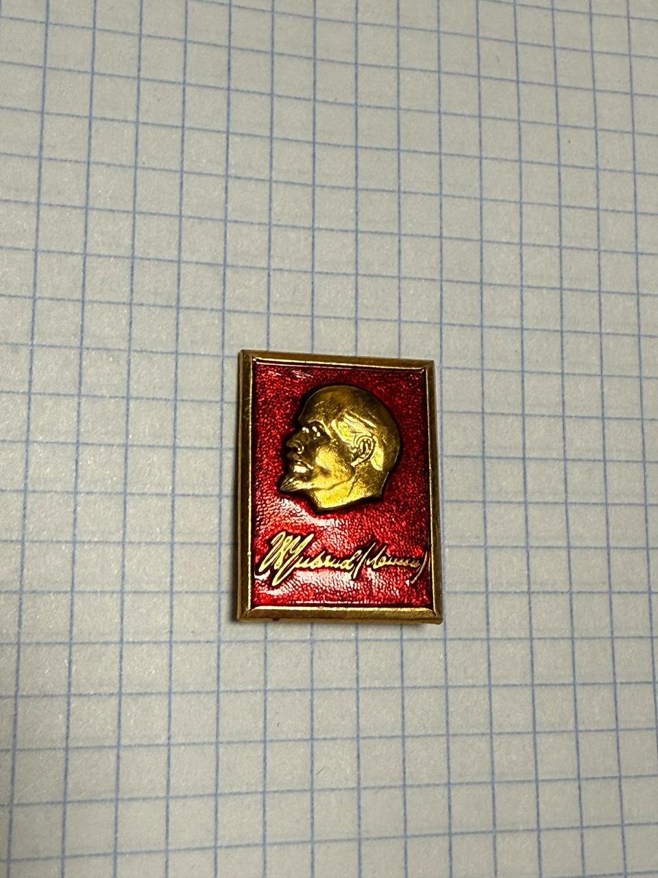 Значок с профилем Ленина