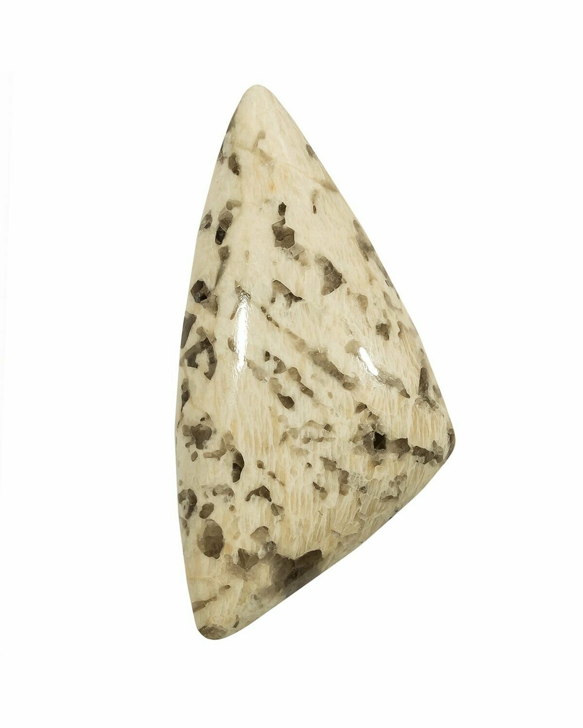 Кабошон из пегматита размером 61х31х7 мм.