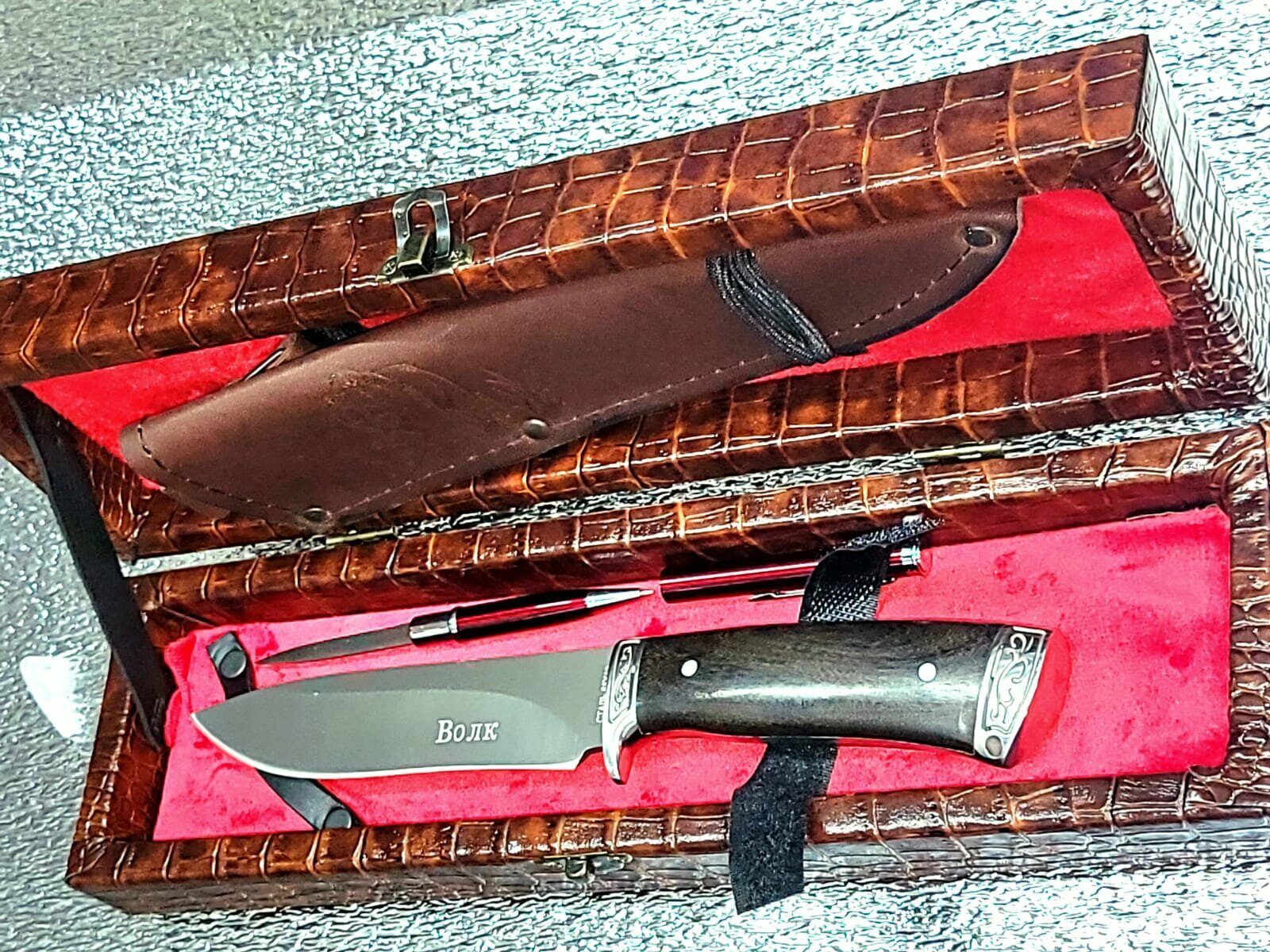 Нож туристический Волк 2 , разделочный в чехле ножнах и подарочный кожаный футляр , ручка нож. ( закал. Сталь65х13)