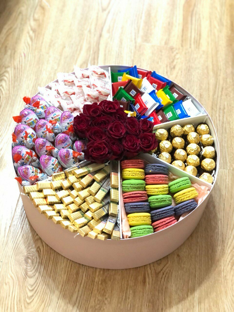 Сладкий гигант - гигантский подарок для любимой и мамы, коробка со сладостями и розами к 14 февраля и 8 марта