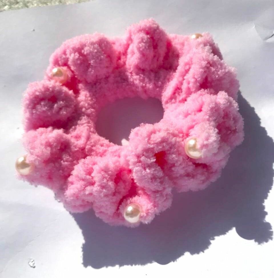 Резинка для волос вязанная, плюшевая, с бусинками ручной работы