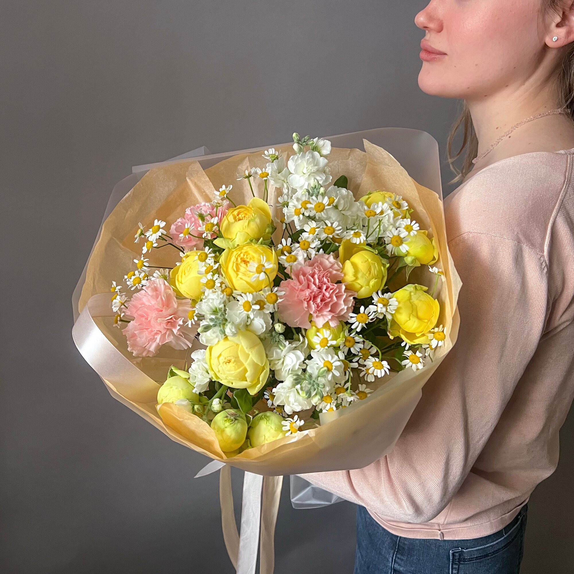 Нежный букет с кустовыми розами пиони баблз, ромашками и маттиолой в авторской упаковке
