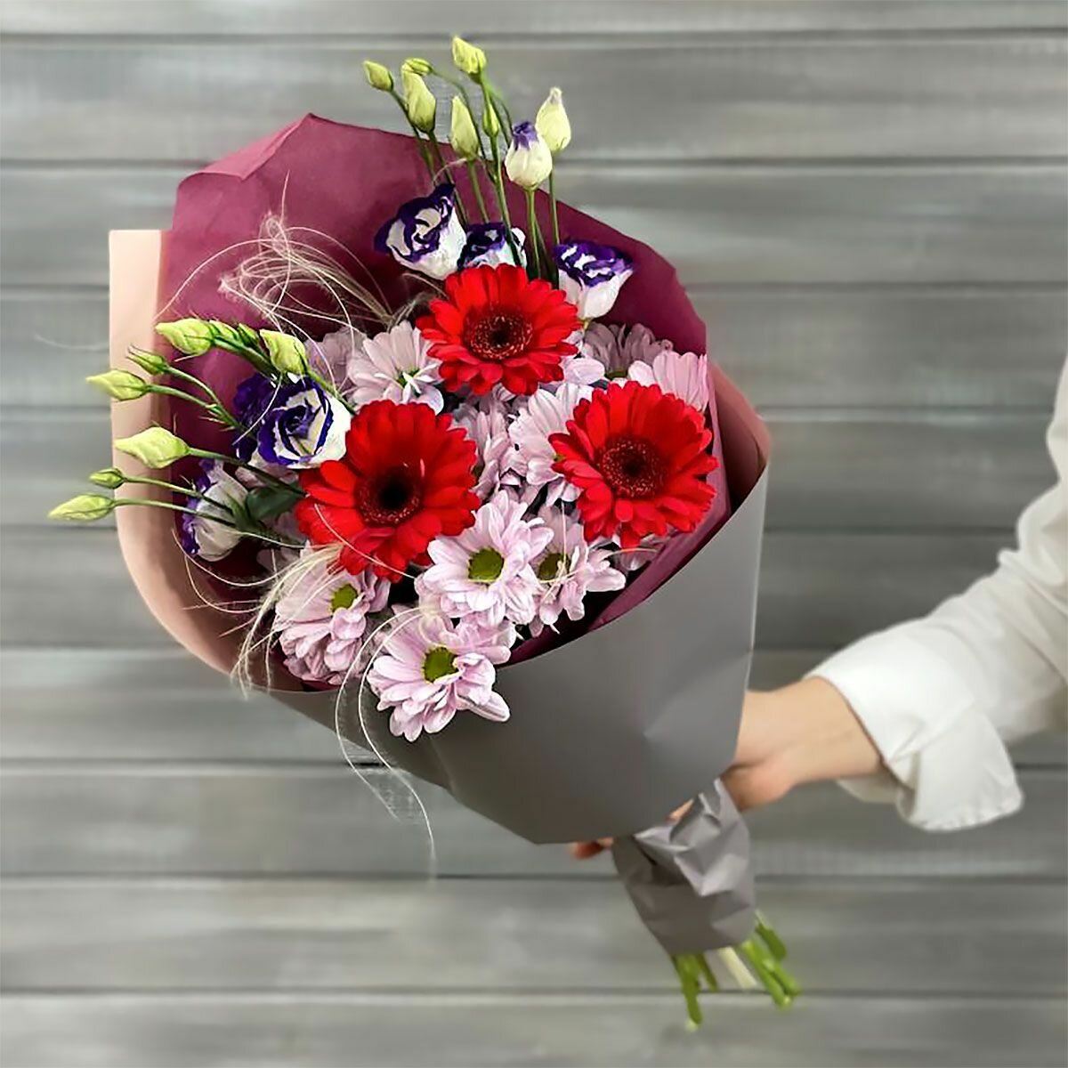 Букет из живых цветов мини гербер и хризантем