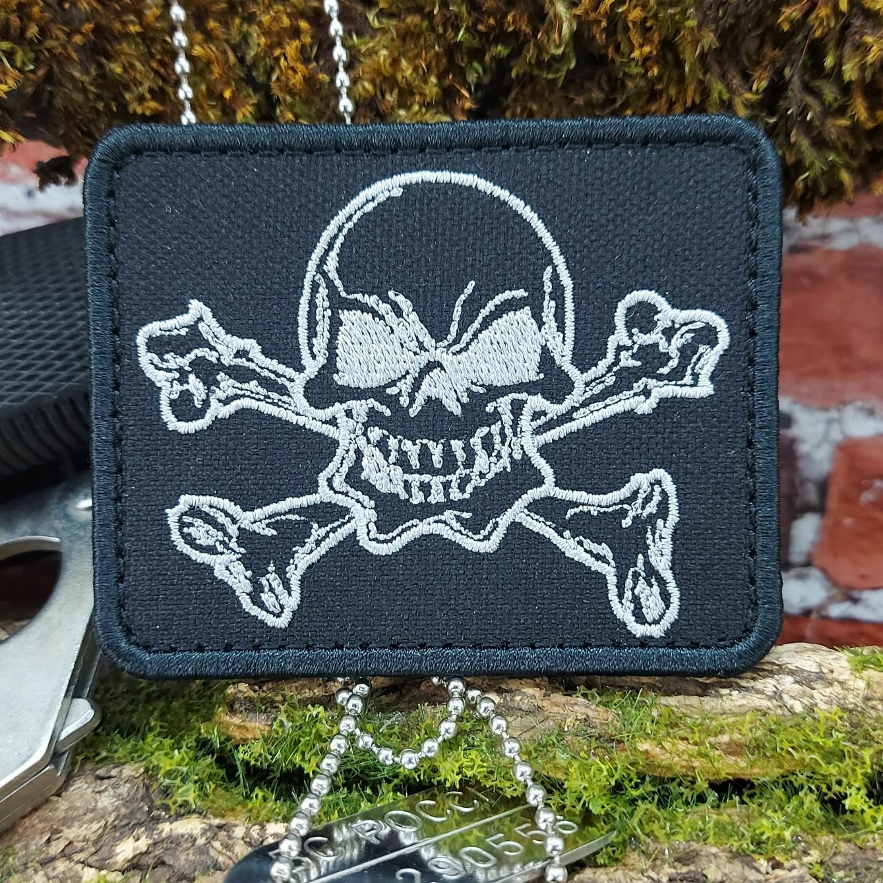 Нашивка-патч злой роджер вышитая на липучке 8х6,5