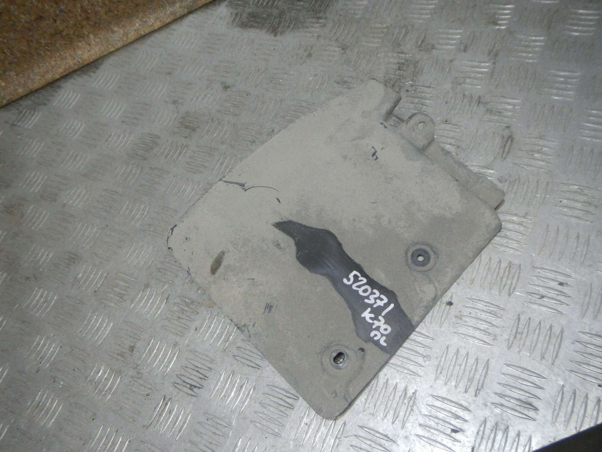 Б/У Пыльник двигателя боковой левый, Toyota (Тойота)-CAMRY 70 (17-) TOYOTA CAMRY 70 (17-) Задиры. 520371 TOYOTA арт. 537...