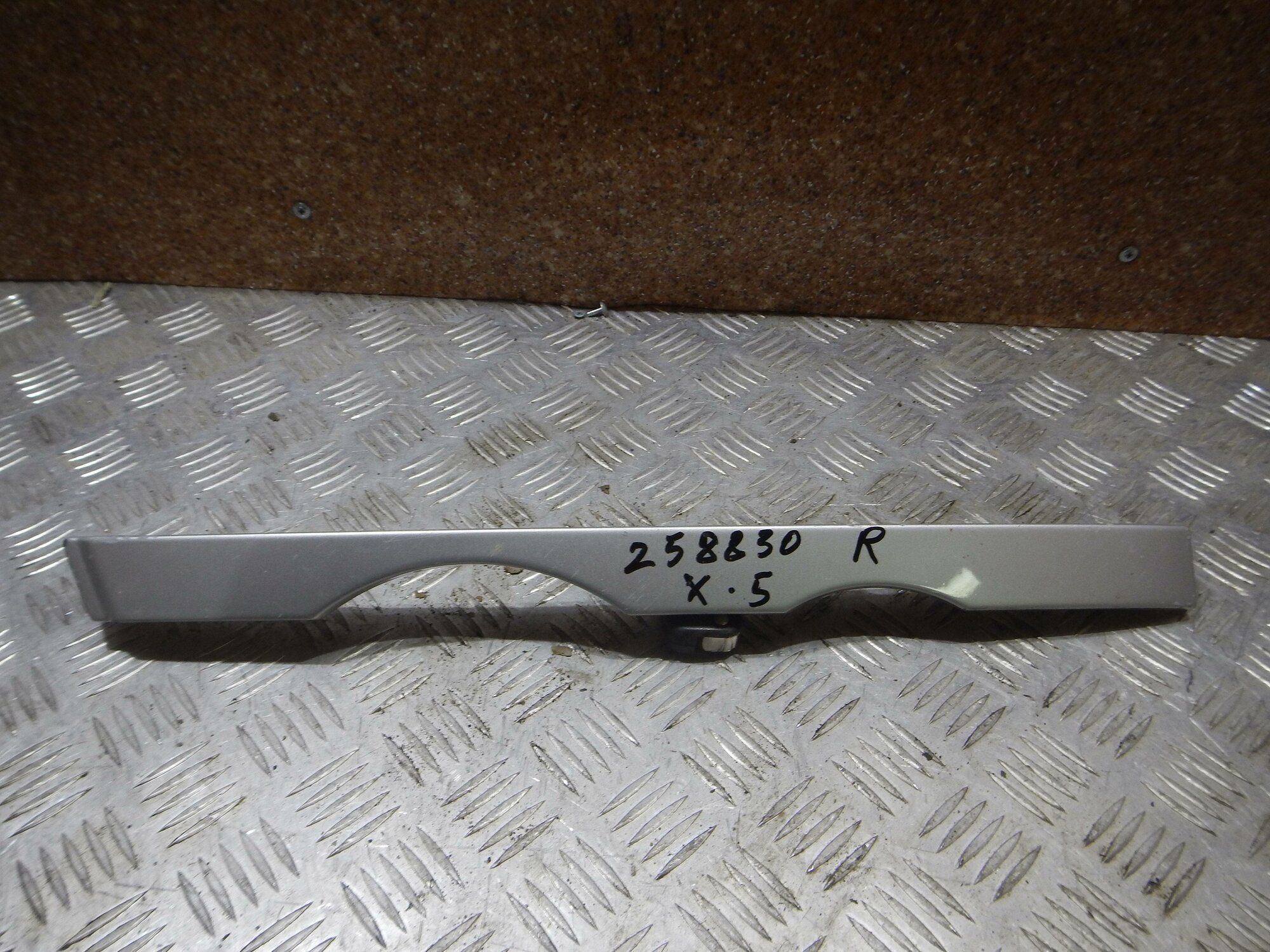 Б/У Накладка фары, BMW (БМВ)-X5 (E53) (99-06) BMW X5 (E53) (99-06) правая царапины, сломано два крепления 258830 BMW арт....