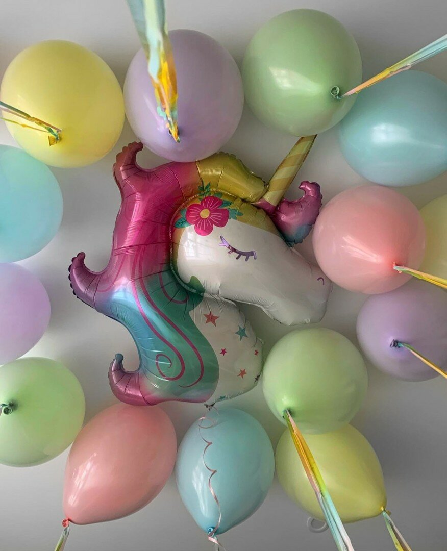 Воздушные шарики с единорогом под потолок