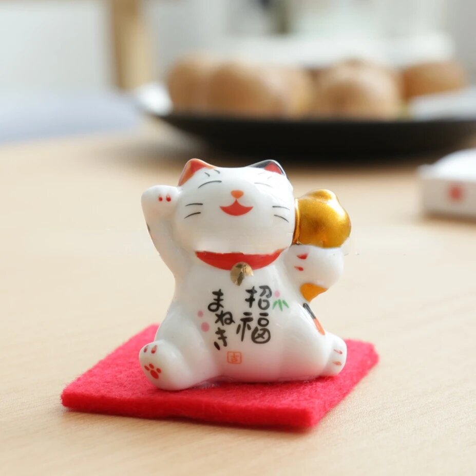 Японская керамическая статуэтка кота Манеки-Неко B-with cloth pad