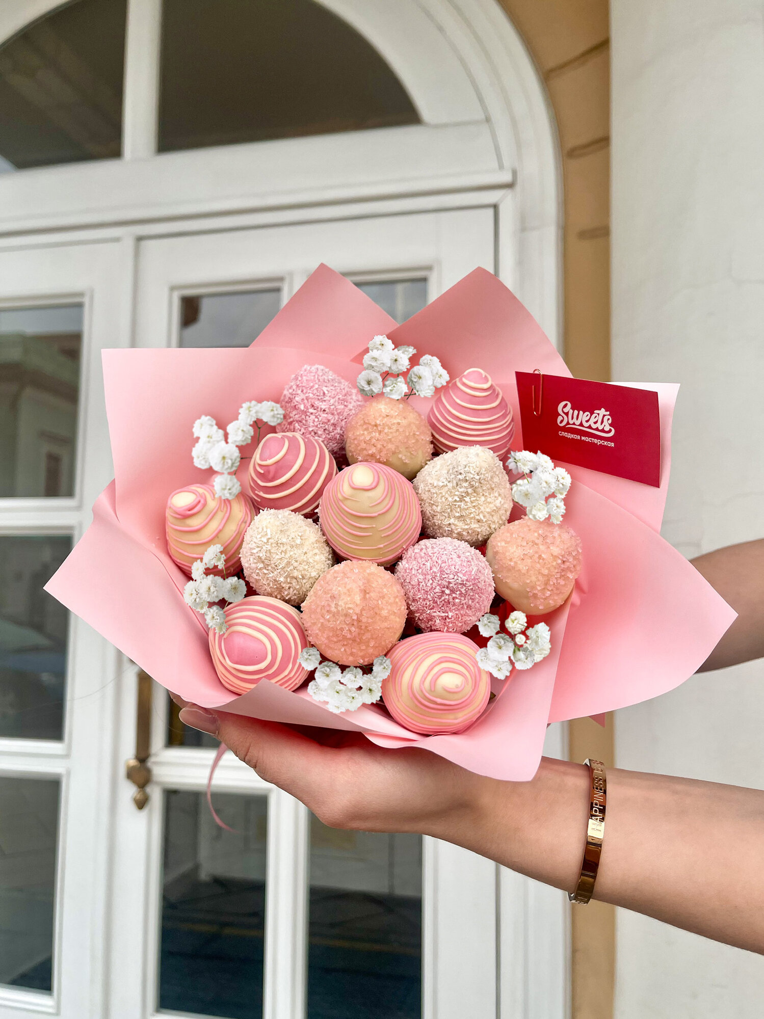 Клубника в шоколаде букет Sweets "Spring", гипсофила и клубника в шоколаде, размер XS, высота 25 см