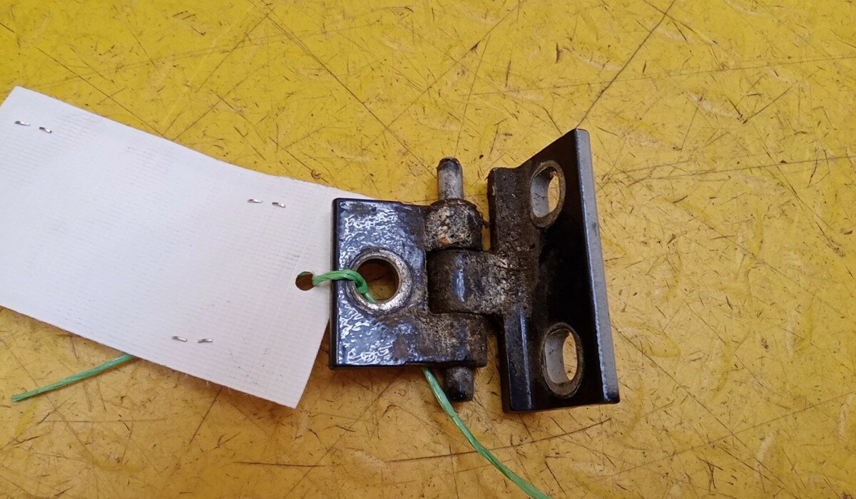 Петля двери задней левой нижняя XC90 Volvo 30784903