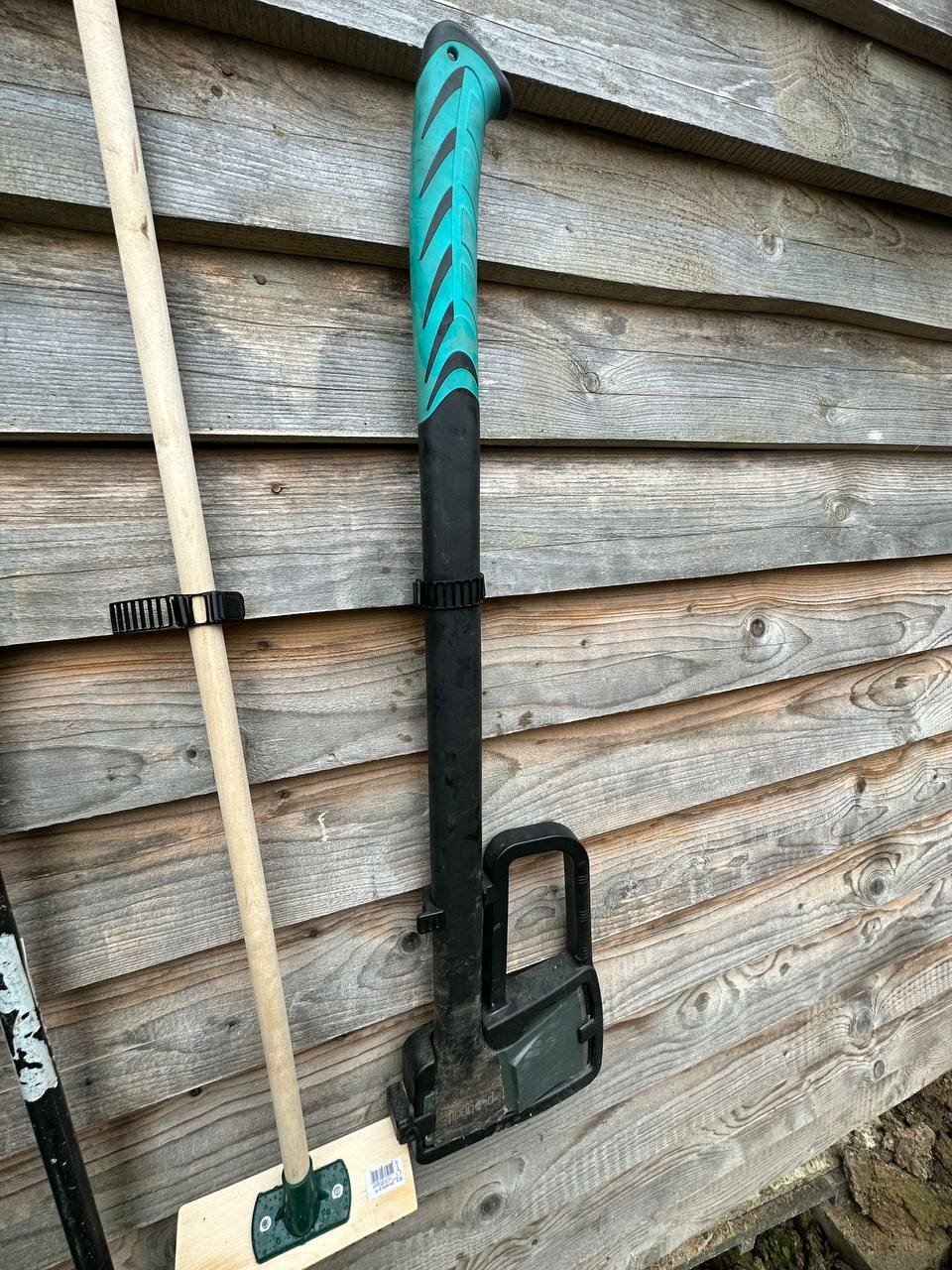 Держатель настенный для хозяйственного инвентаря 20-30 мм