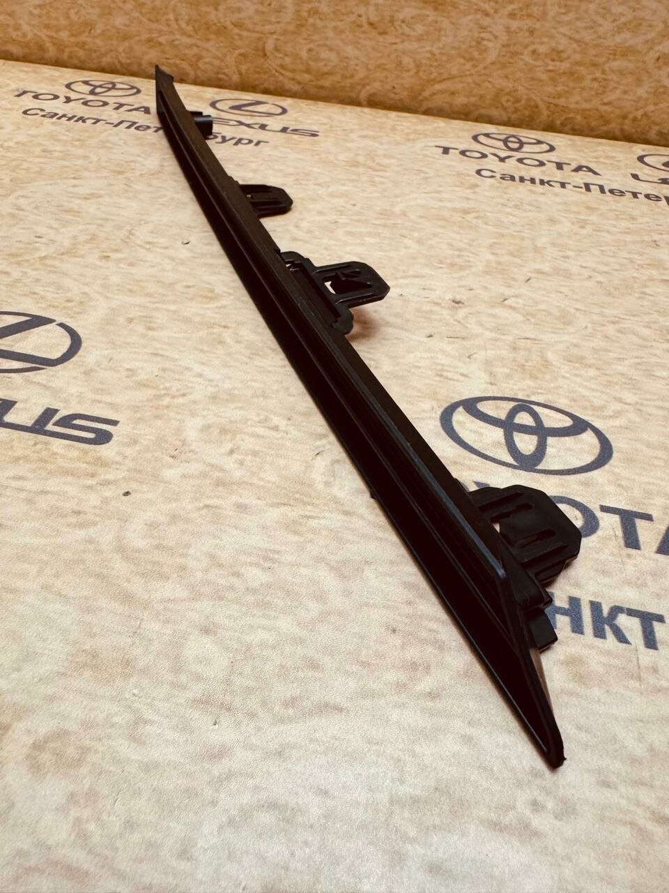 Правый молдинг переднего бампера Toyota Rav-4 XA50