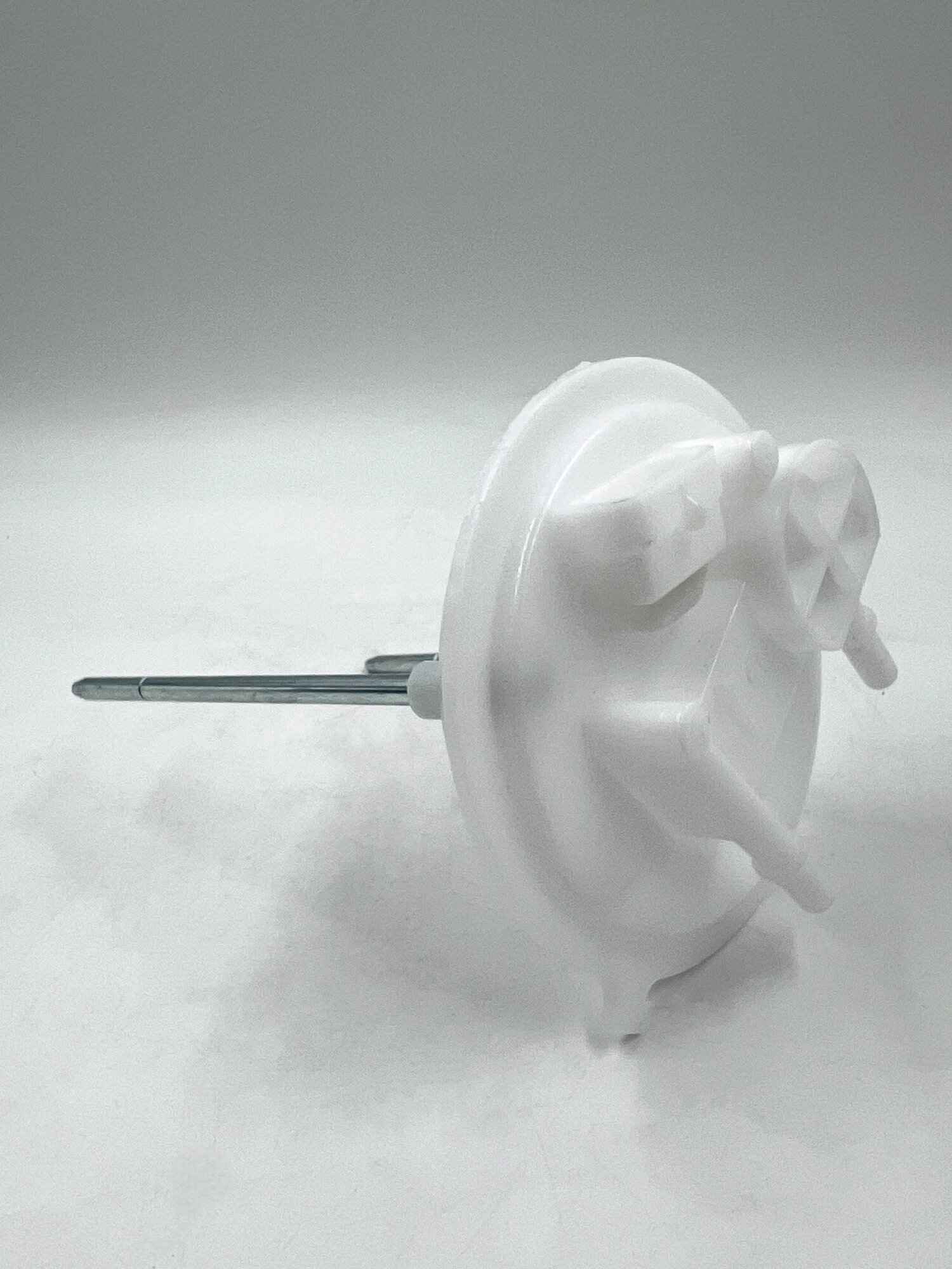 Крышка корпуса электробензонасоса пластмассовая с/о подходит для ВАЗ 2110-2112, Лада Приора, Калина, Гранта, Datsun