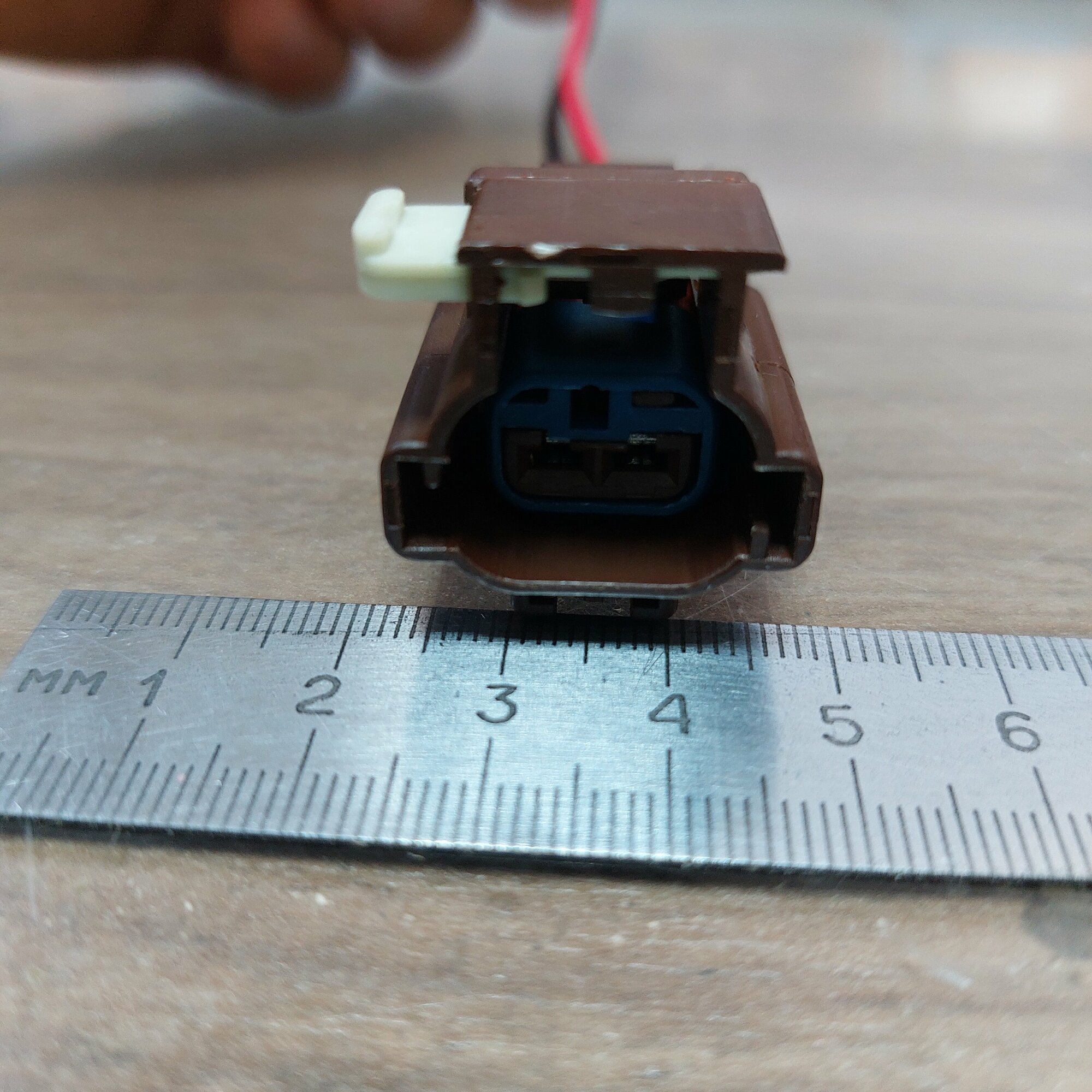 Разъем (штекер) 2 контакта датчика масла Ford Chrysler Cummins (коричневый. левое ухо вверх)