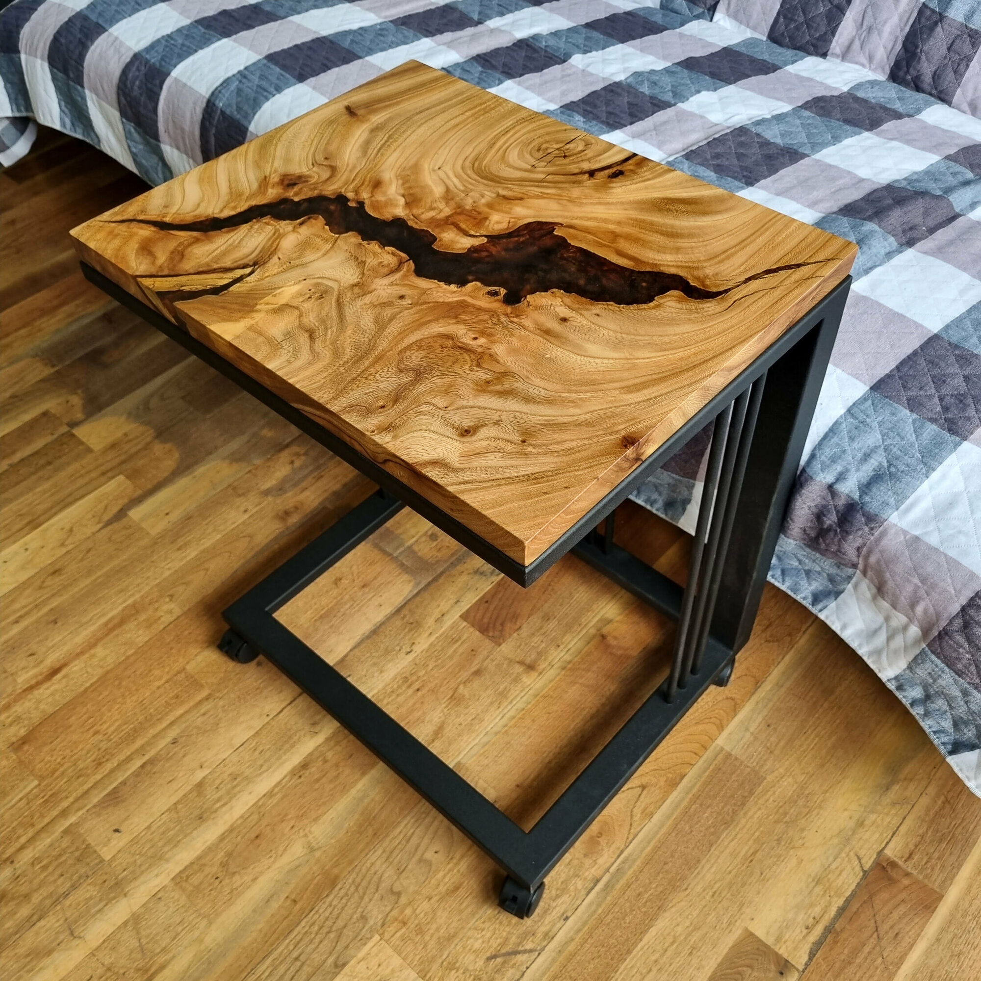 Стол кофейный приставной к дивану и креслу, из Карагача