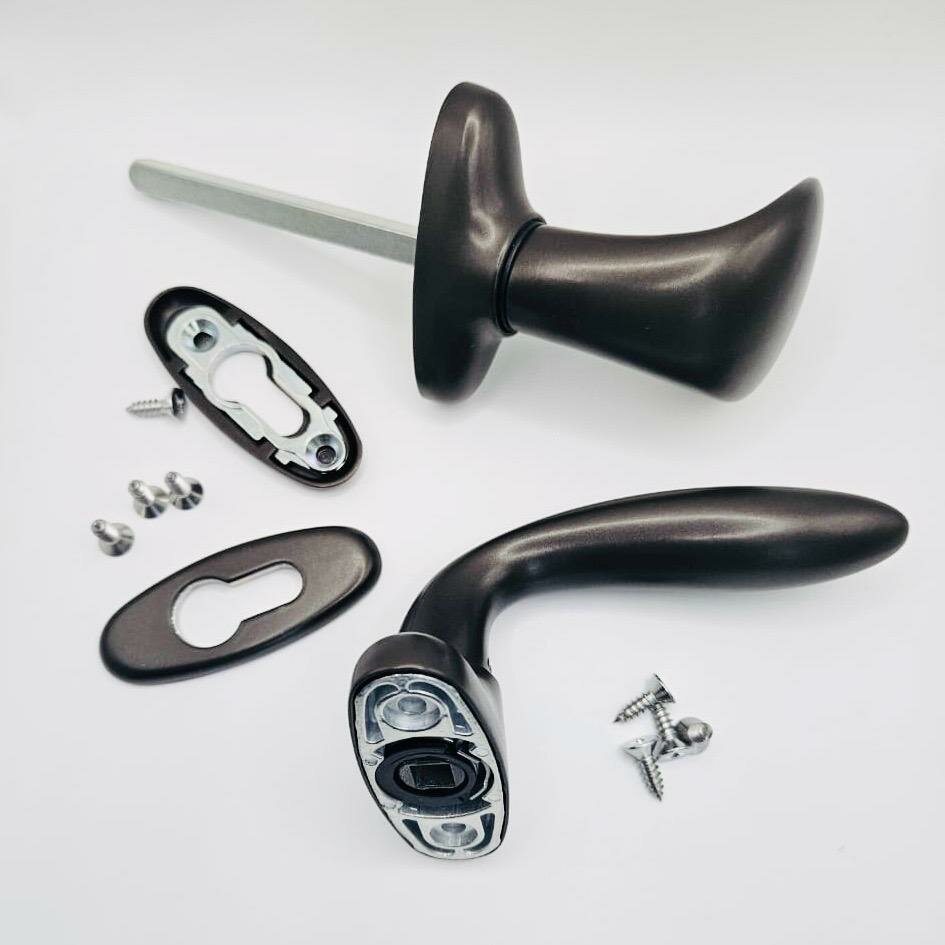 Ручка для двери с ограничением систем доступа с накладкой на цилиндр, темно-коричневая