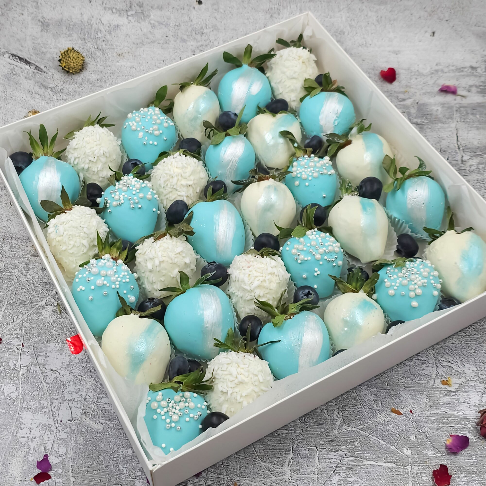 Клубника в шоколаде ( 25-36 ягод) "Небо" подарок подруге, маме, жене на День рождения, Сладкий подарочный набор