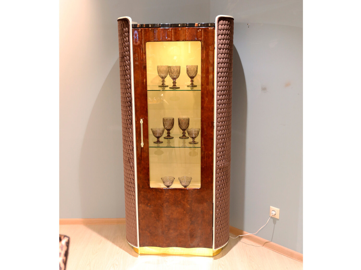 Витрина для посуды в гостиную в современном стиле