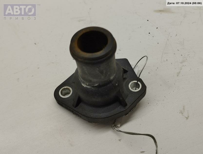 Фланец (тройник) системы охлаждения Audi 80 B3 (1987-1992)