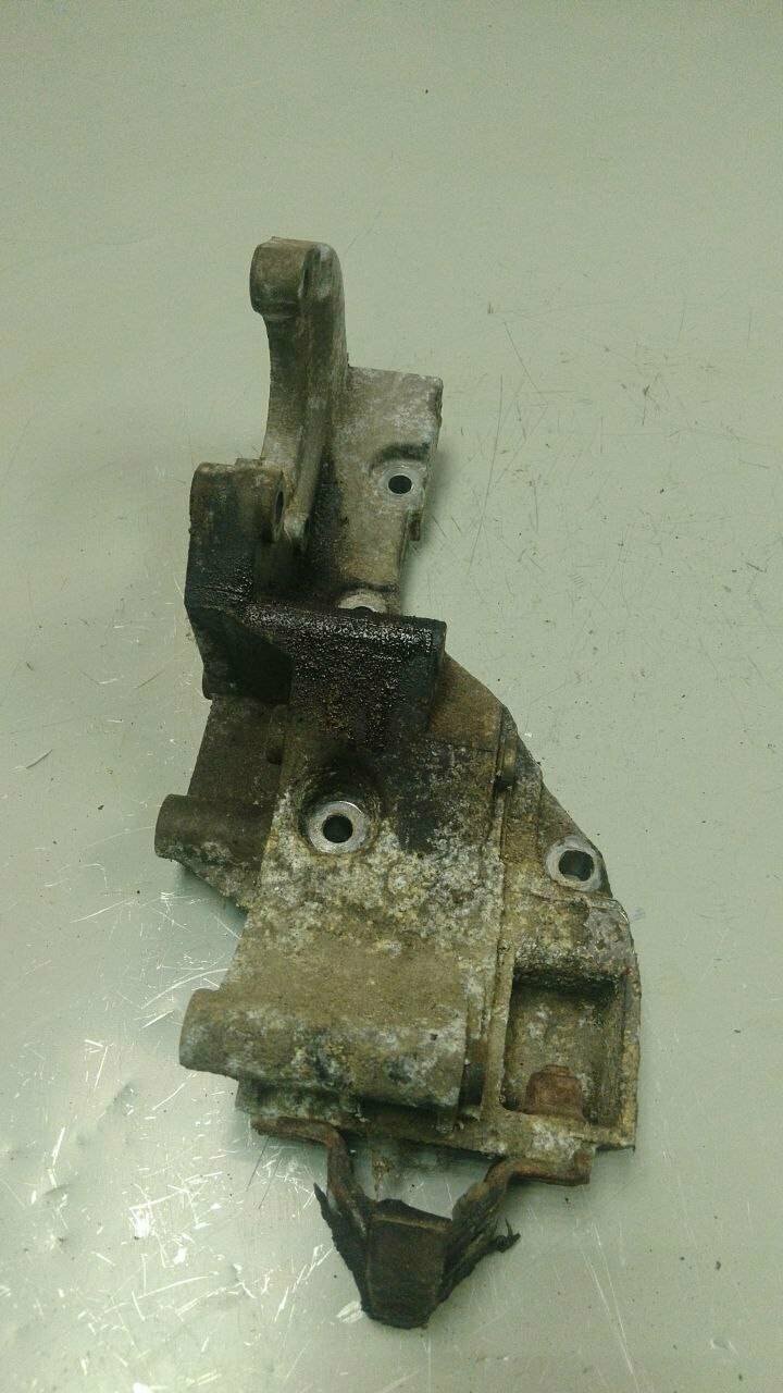 Кронштейн компрессора кондиционера Renault Scenic (1996 - 1999) 7700272975