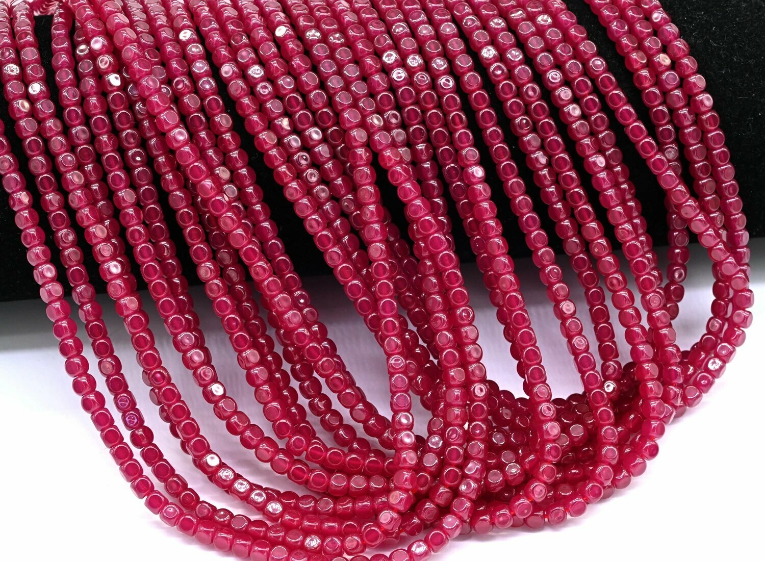 Бусины из рубина кубик 3мм, 39см, 115 бусин .