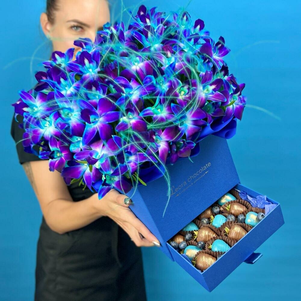 Клубника в шоколаде. Шкатулка космос из орхидей и клубники. T715