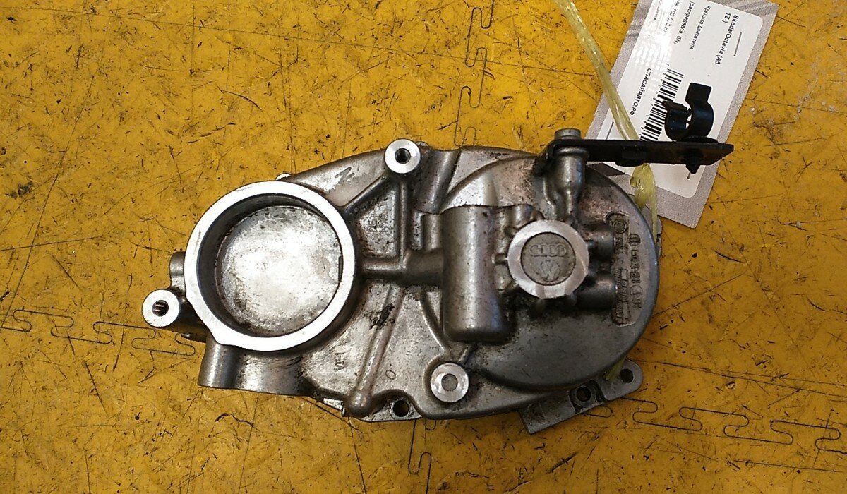 Крышка двигателя Octavia (A5 1Z-) Skoda 06F103530F