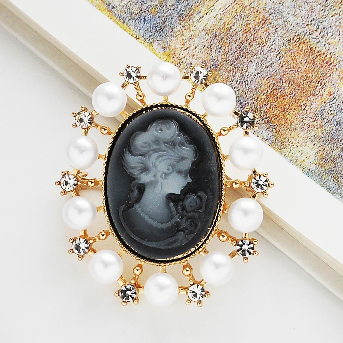 Брошь, стразы