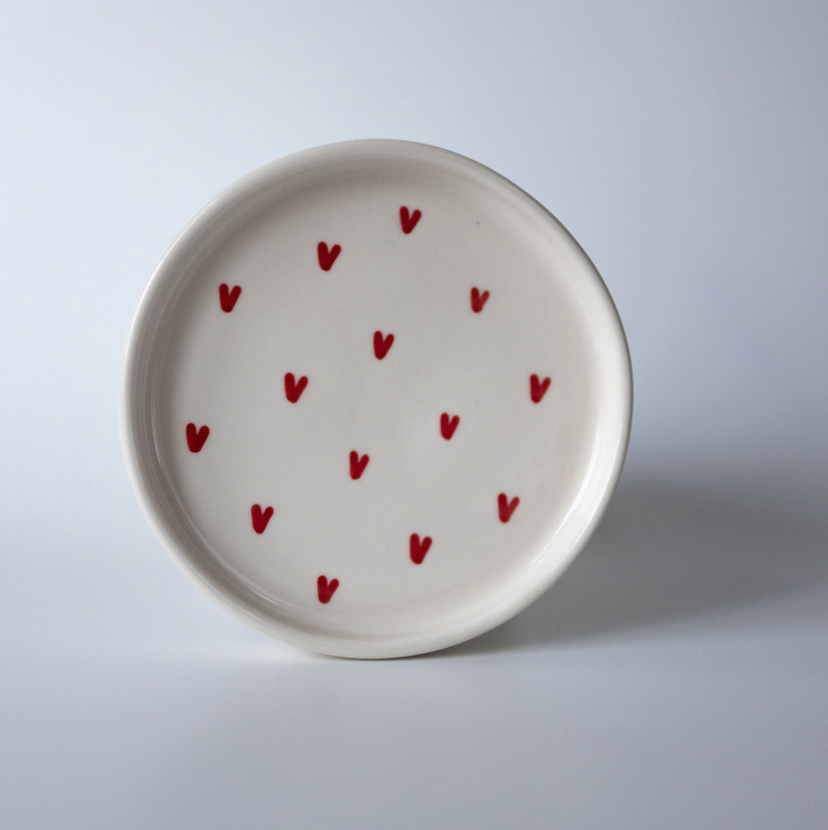 Блюдце ручной работы «Красные сердечки», полуфарфор, 14 см