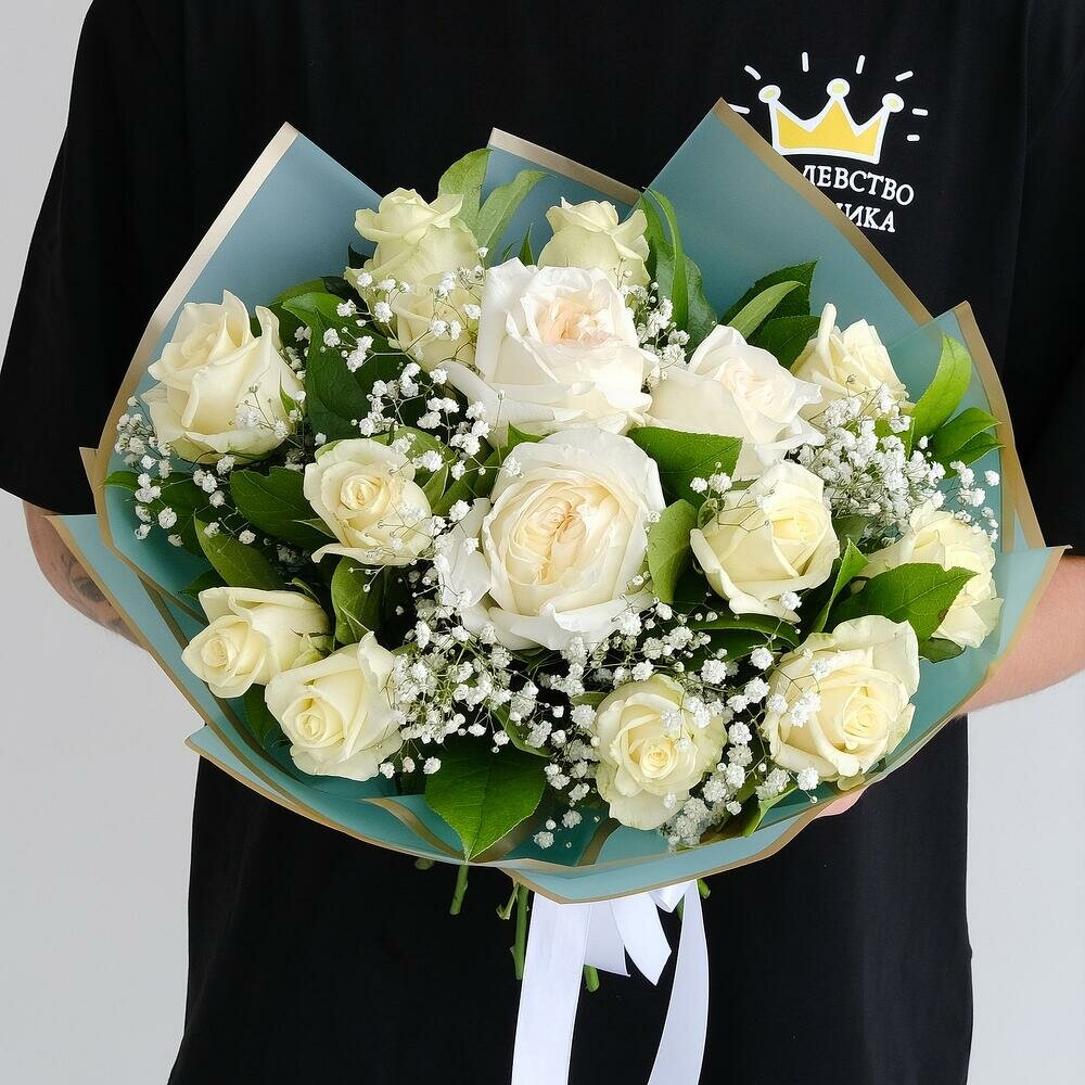 Букет живых цветов Ароматные белые розы в пышном букете с гипсофилой