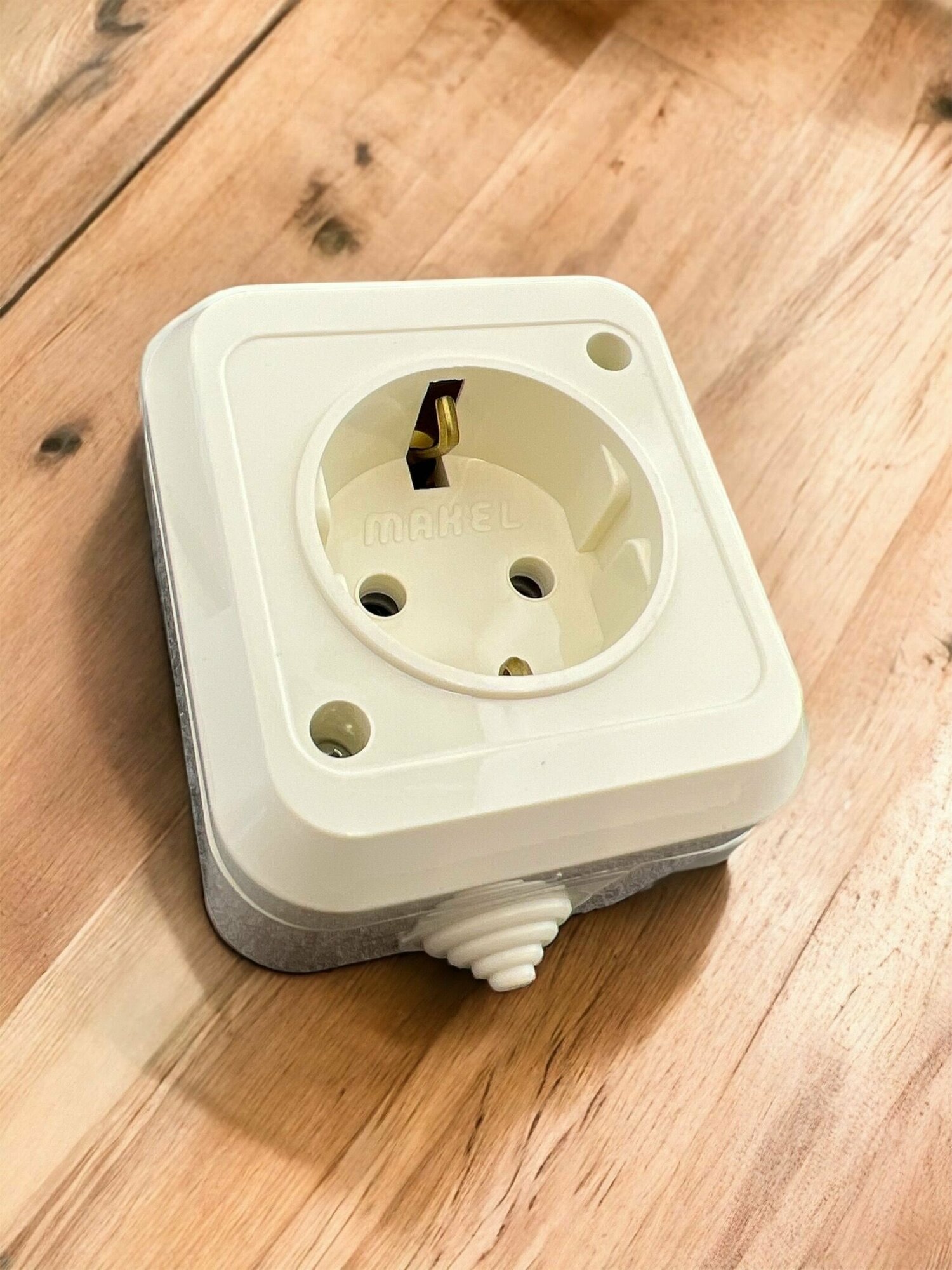 Розетка Открытой Установки Бежевая с Заземляющим Контактом Makel IP44