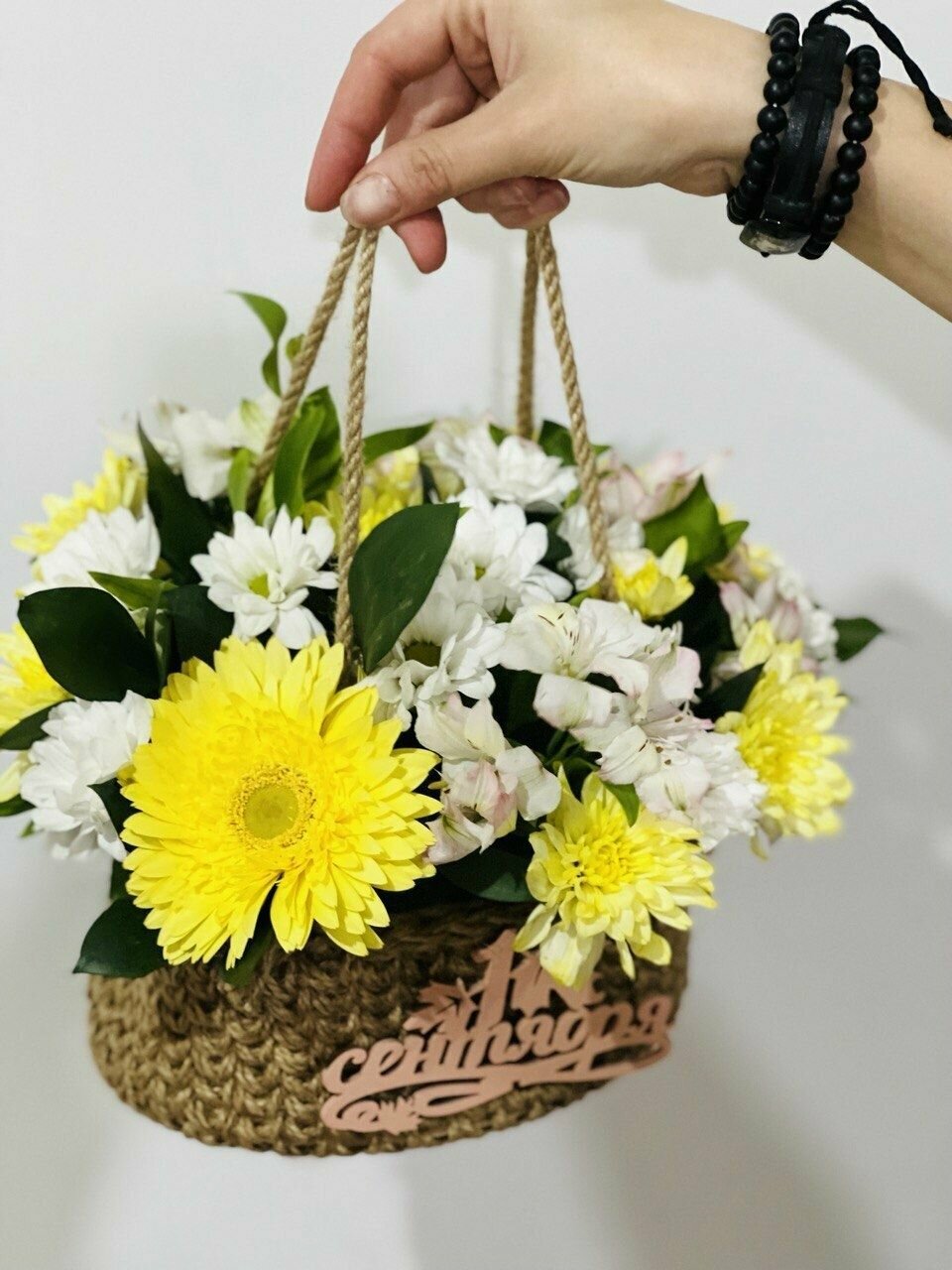 Букет цветов микс в вязаной сумочке на 1 сентября для учителя
