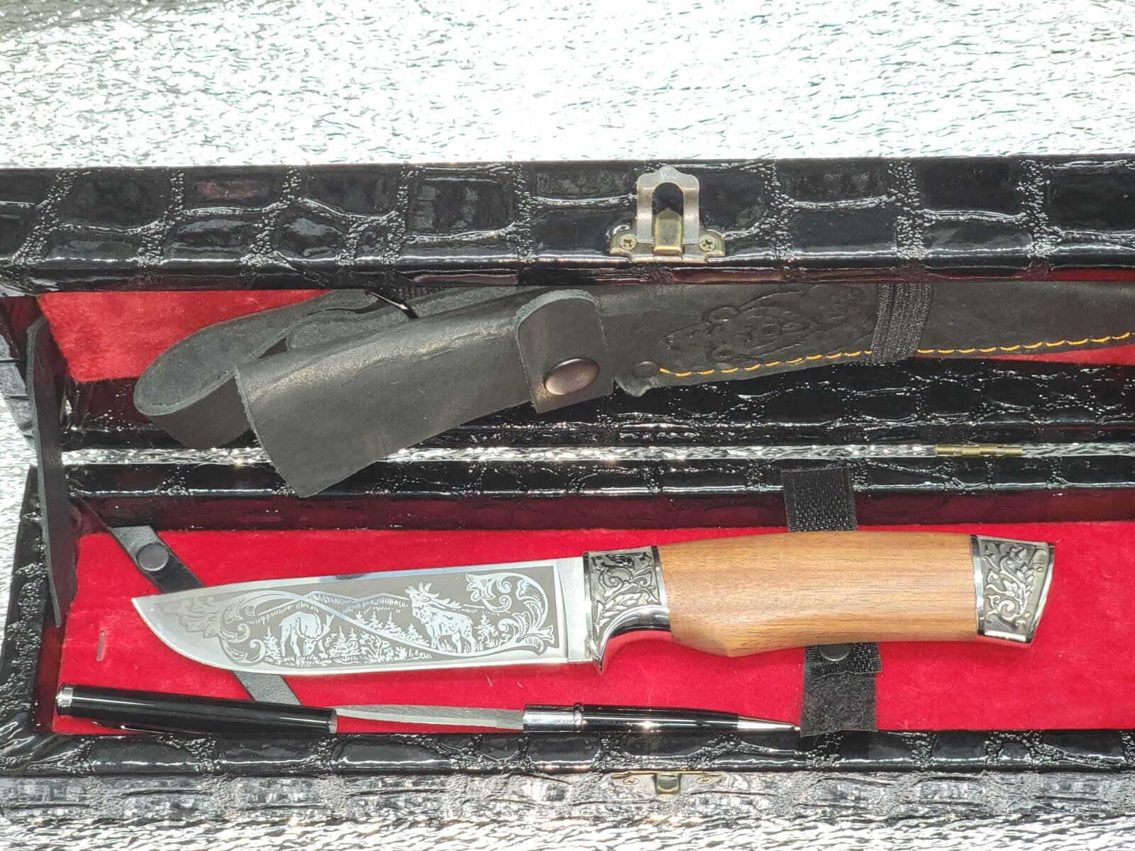 Нож туристический разделочный Олень в чехле ножнах и подарочный черный кожаный футляр , ручка нож в подарок