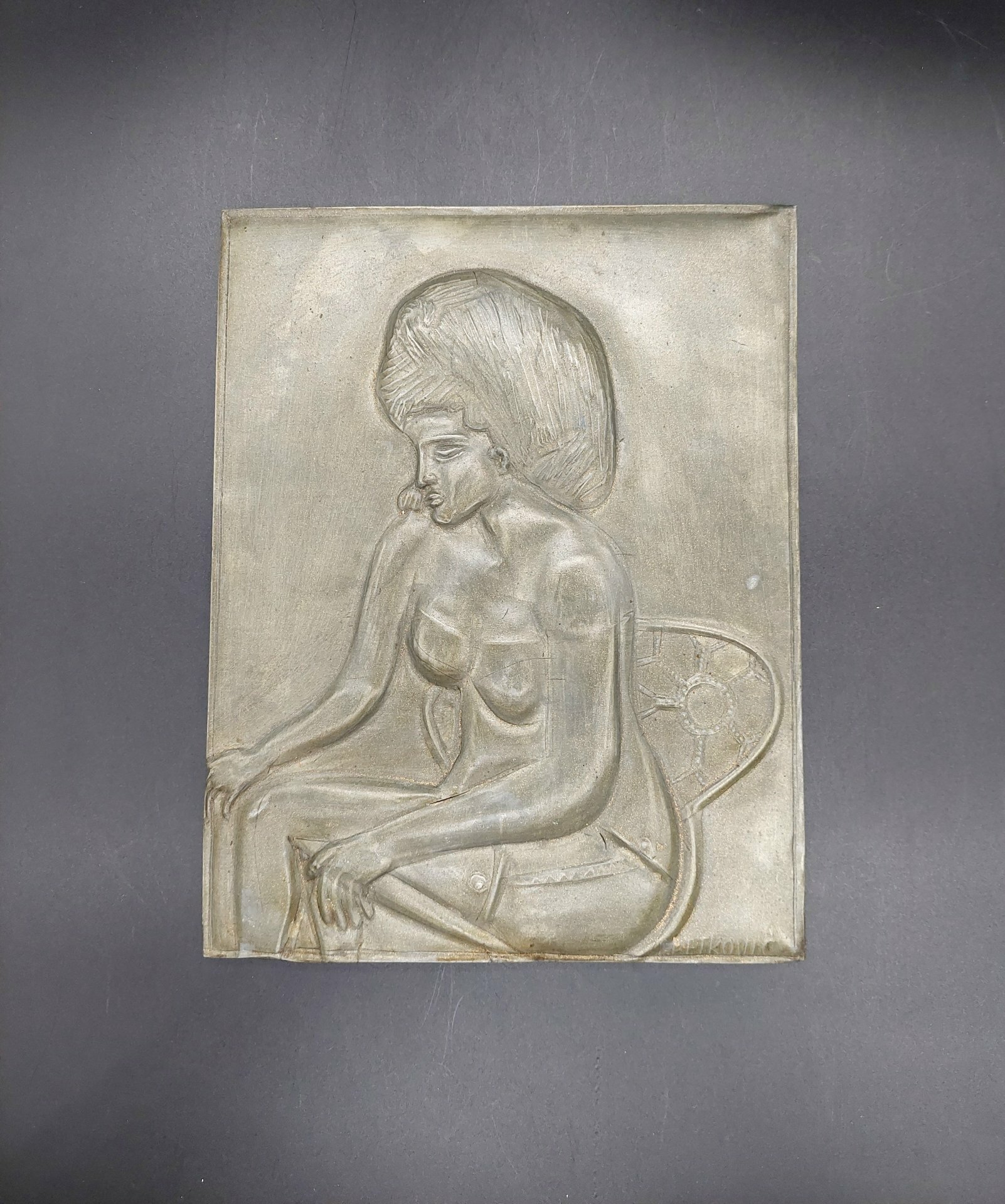 Настенное панно "Девушка на стуле", Petkovic (?), металл, чеканка, Западная Европа