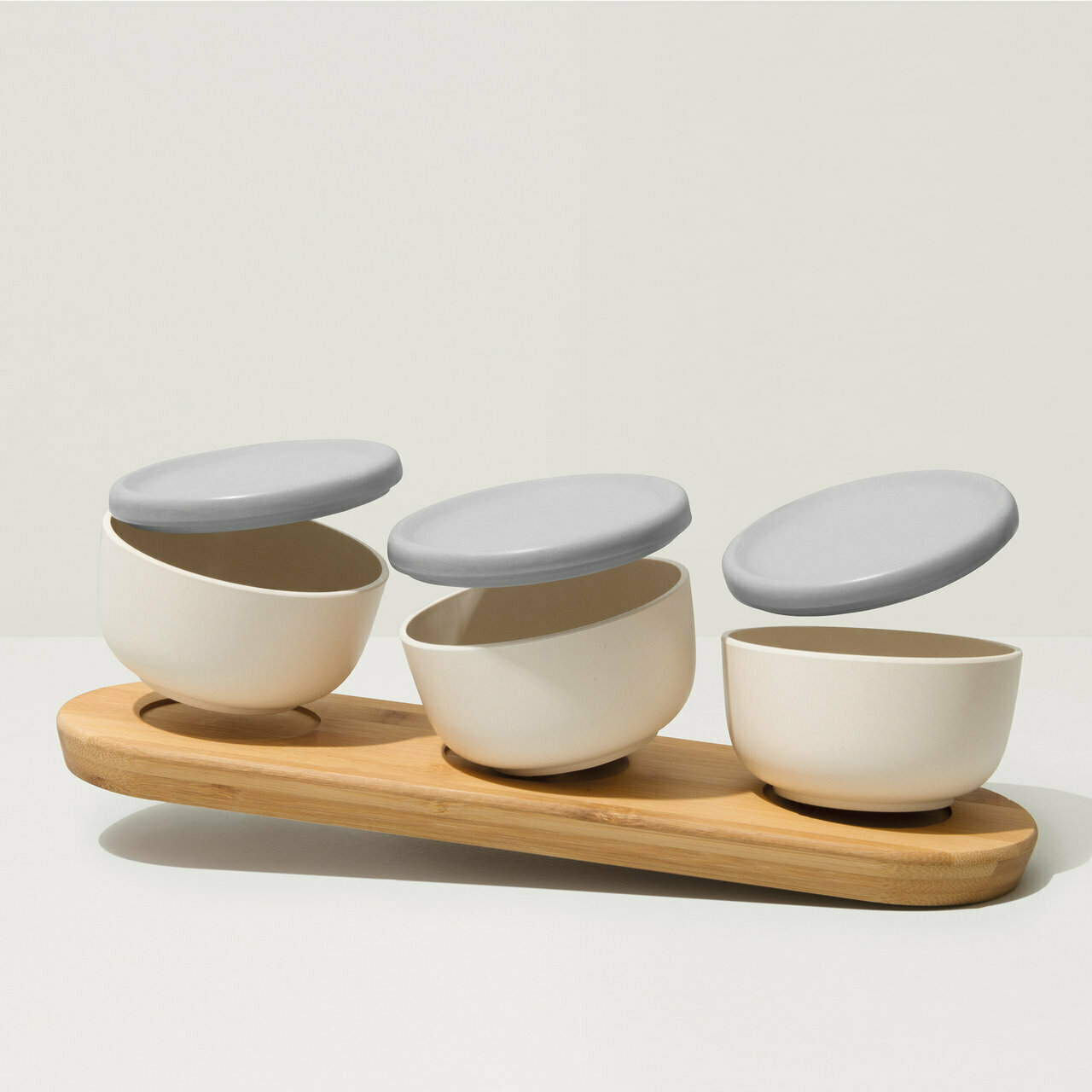 Набор пластиковых салатников с крышкой, BergHOFF Leo, на бамбуковой подставке, 3 шт, сервировочная посуда