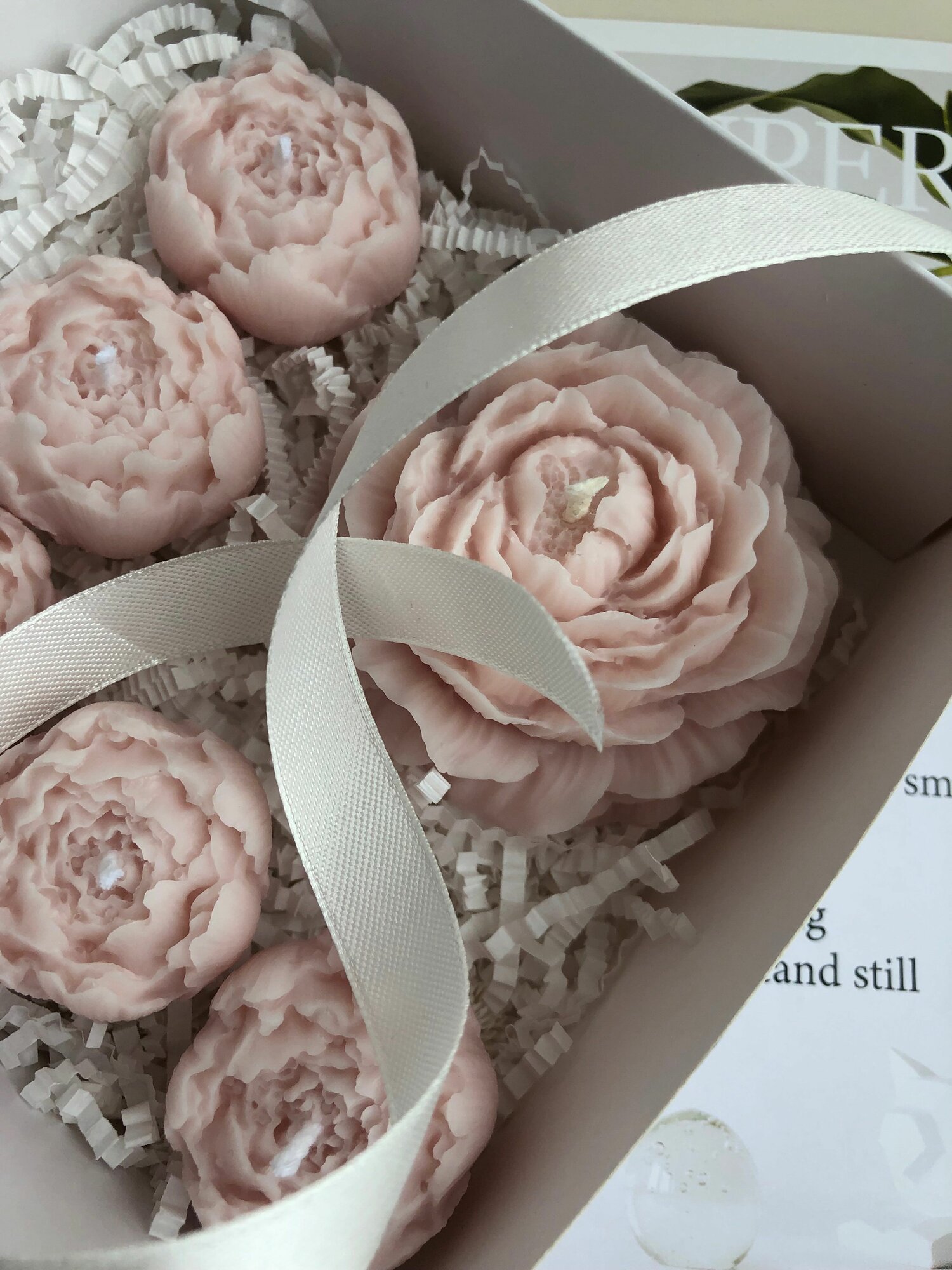 Набор интерьерных свечей пудрового цвета с нежным цветочным ароматом в форме одного большого и 5 маленьких пионов "Нежность пиона"/Цветочная нежность/Уют и тепло в вашем доме