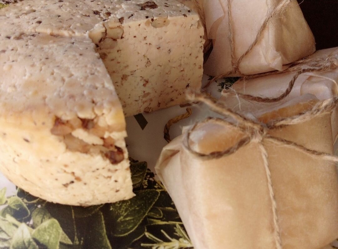 Сыр с грецким орехом *Качотта* в вакуумной упаковке 1кг.